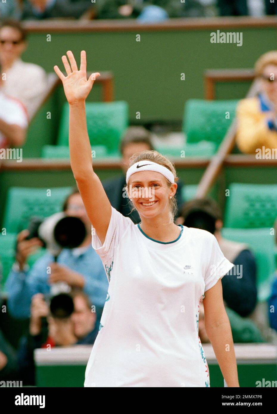 France's Mary Pierce waves to spectators after winning her third round ...
