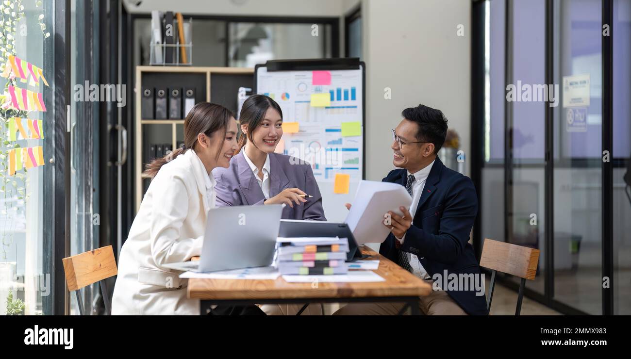 Business people analysis Investment application display business sales ... Business people analysis Investment application display business sales ...