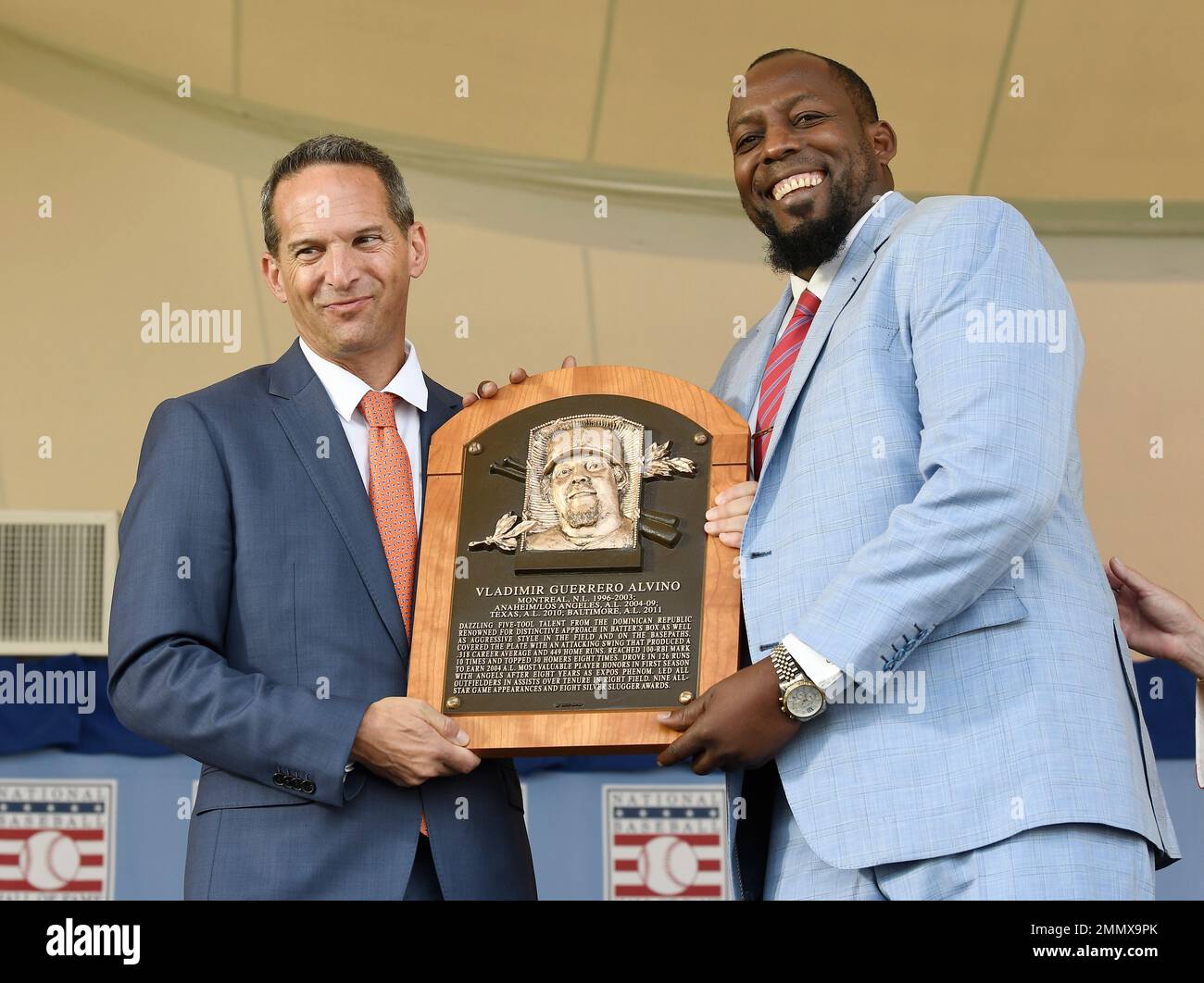 Hall of Fame President Jeff Idelson, left, poses with Vladimir Guerrero ...