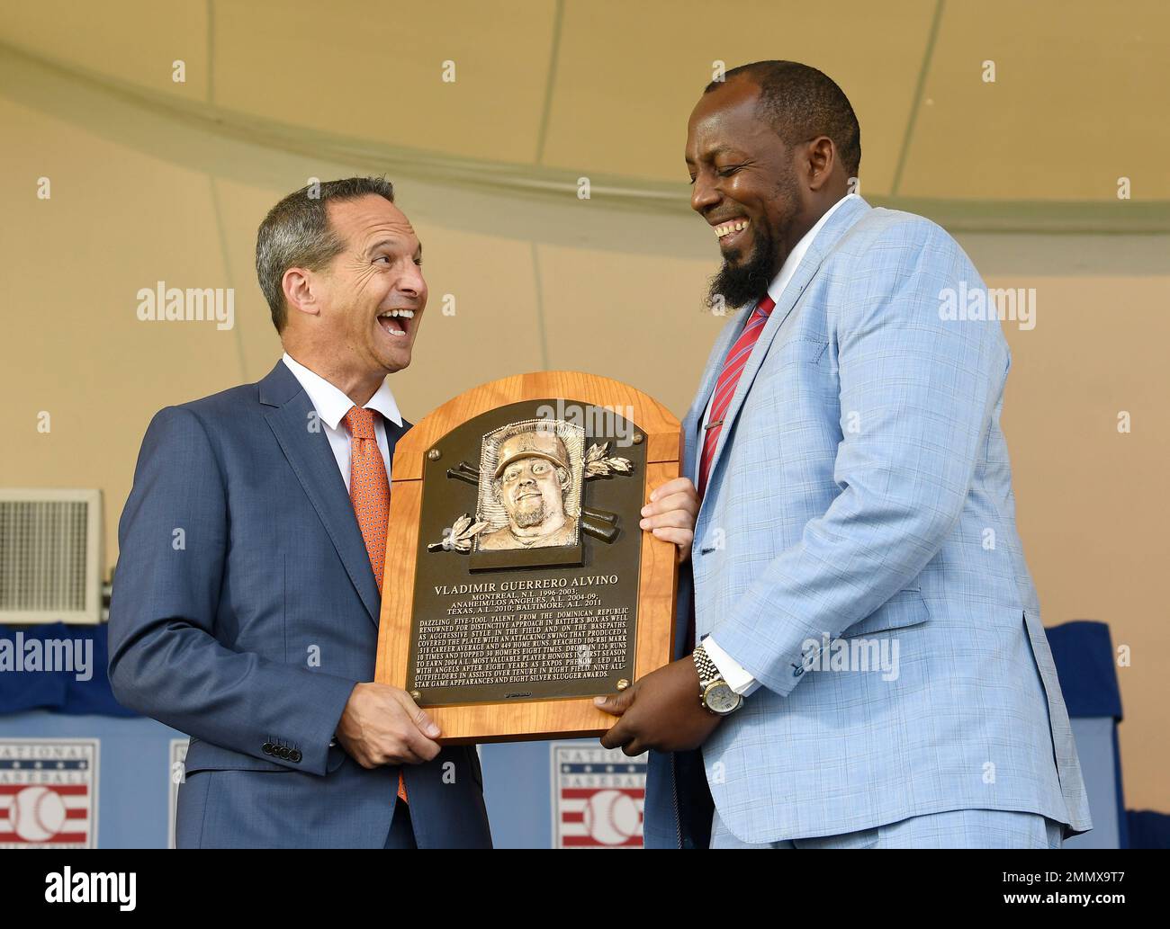 Hall of Fame President Jeff Idelson, left, poses with Vladimir Guerrero ...