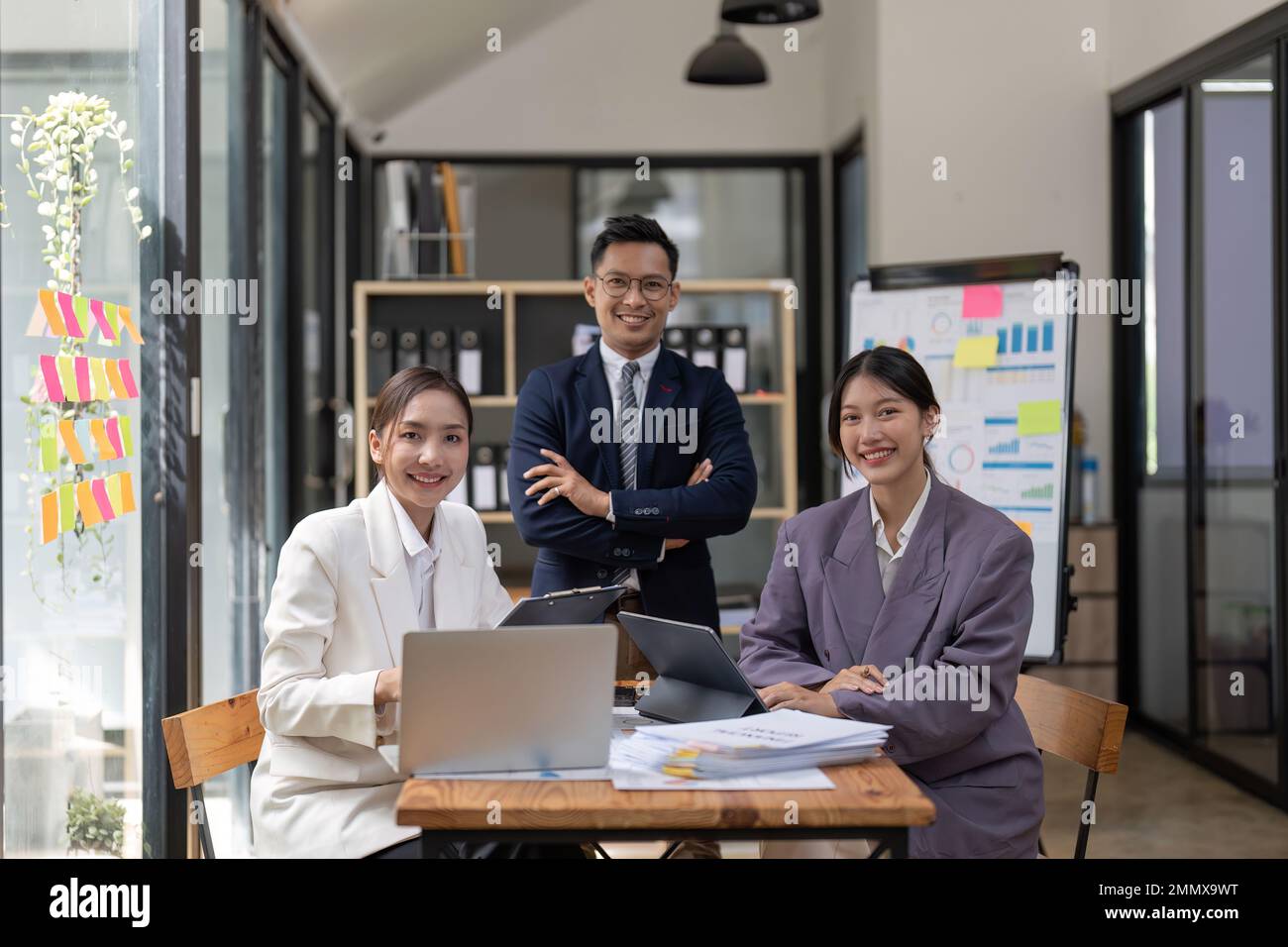Portrait happy group of Asian business people meeting for start up ...