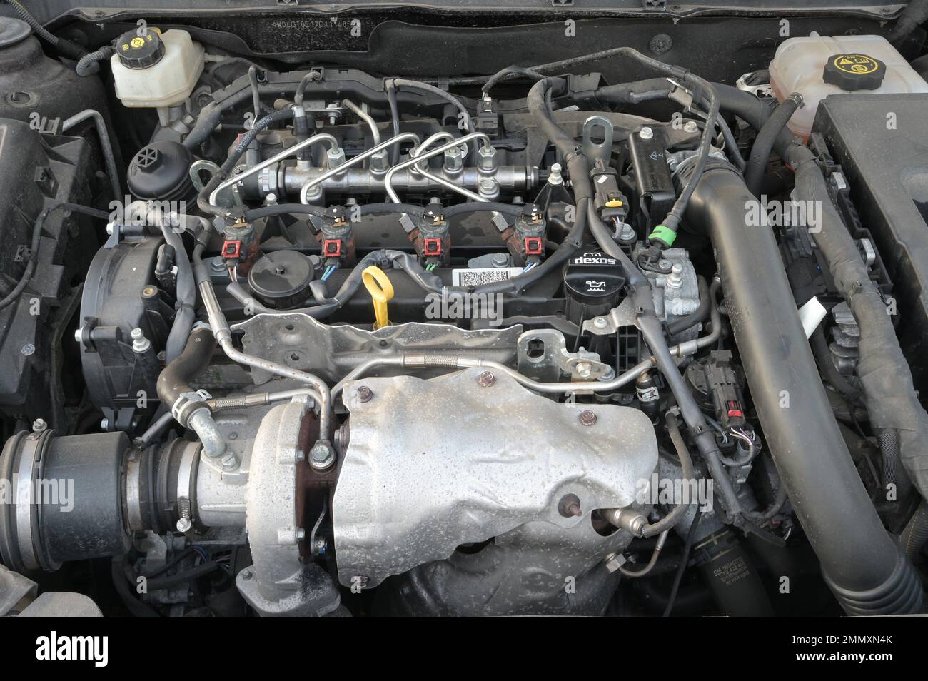 Euro 6 diesel car engine Stock Photo - Alamy