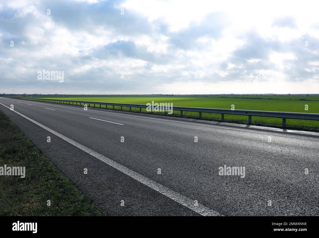Beautiful view of asphalt highway without transport Stock Photo - Alamy