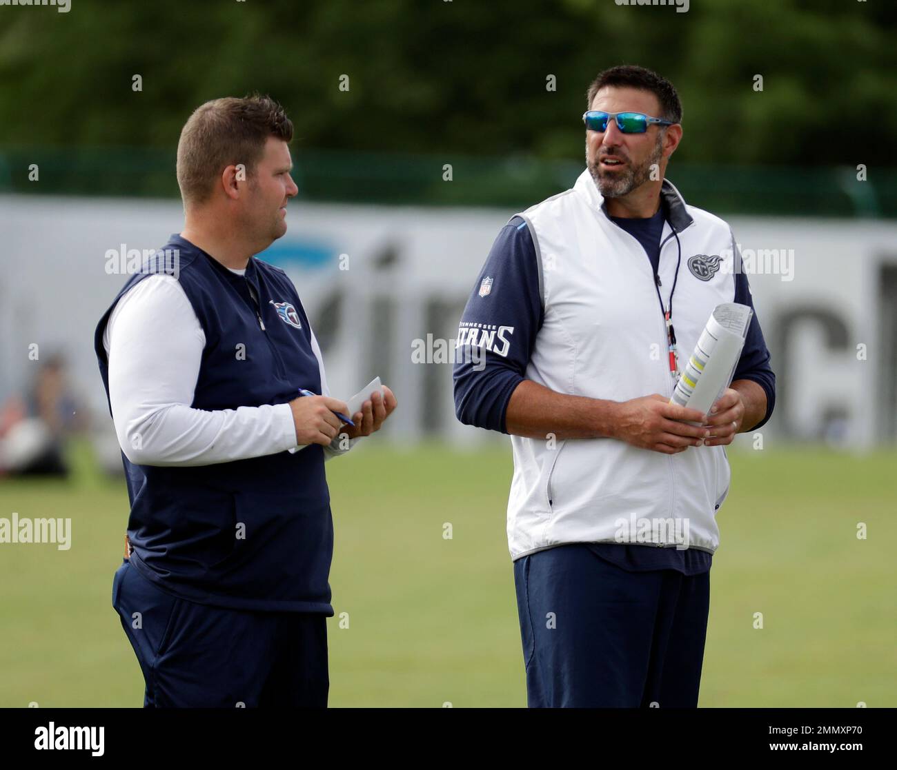 Tennessee Titans general manager Jon Robinson, left, talks with head ...