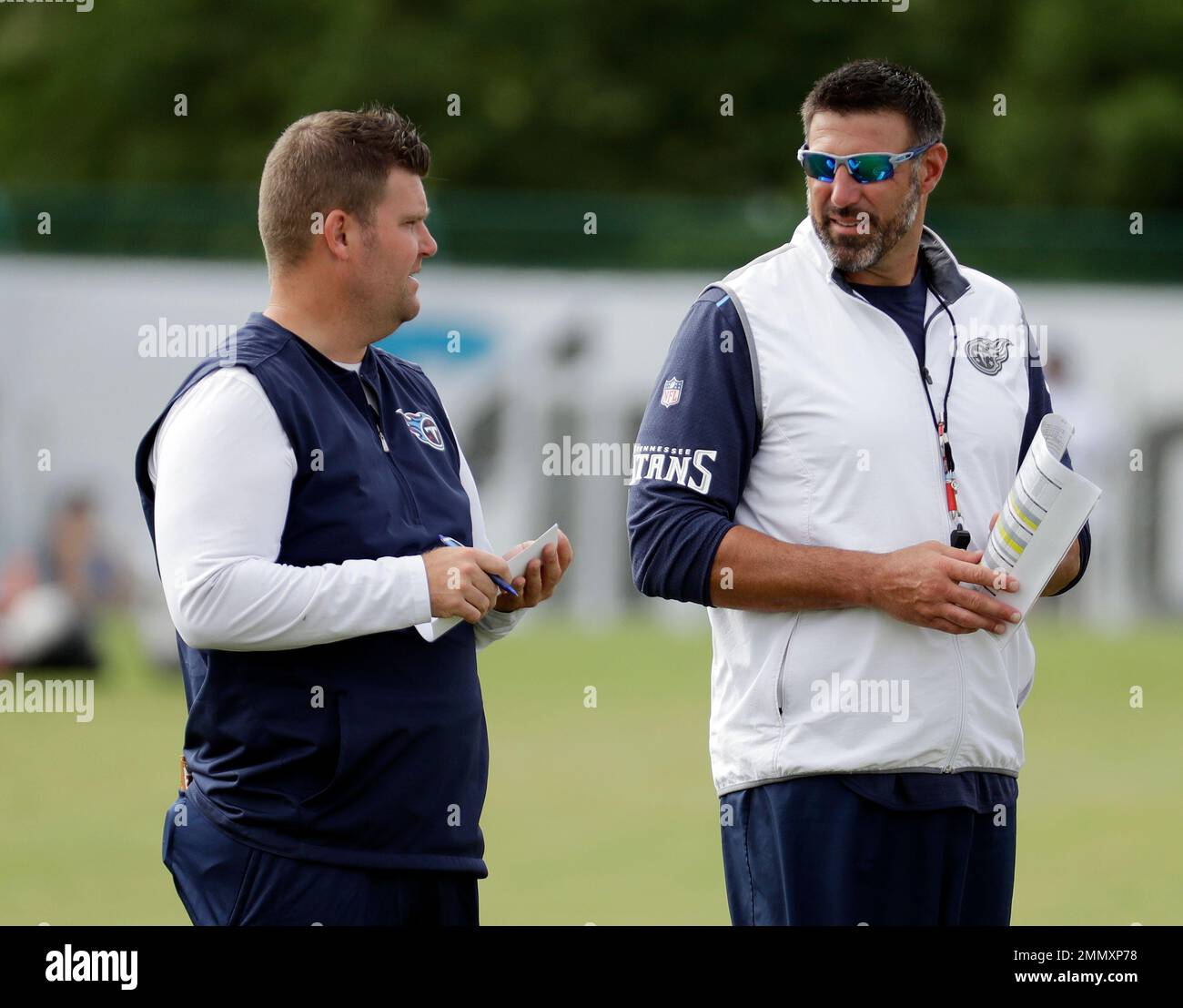 Tennessee Titans general manager Jon Robinson, left, talks with head ...