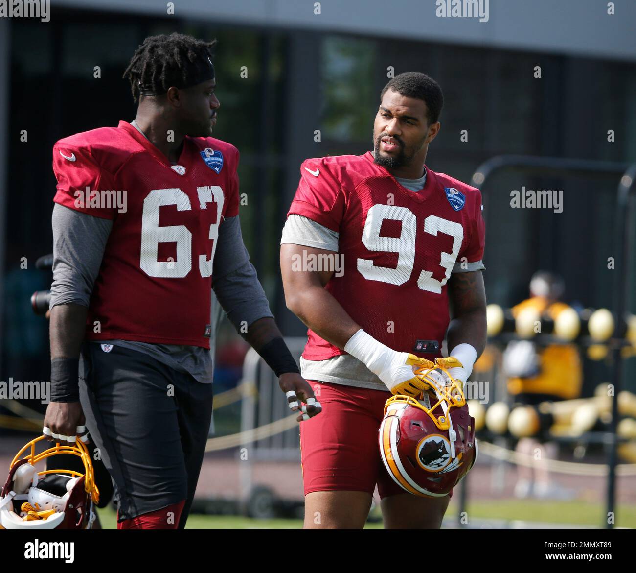 Washington Redskins offensive tackle John Kling (63) and defensive end ...