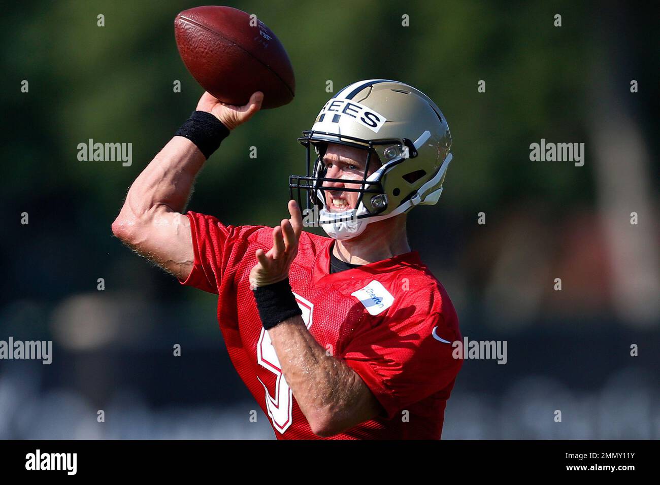 New Orleans Saints quarterback Drew Brees (9) throws the ball during ...