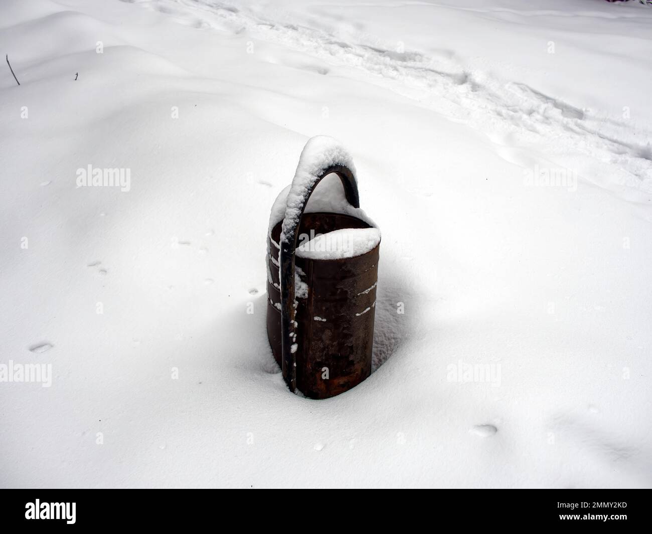 Garbage can covered in snow hi-res stock photography and images - Alamy