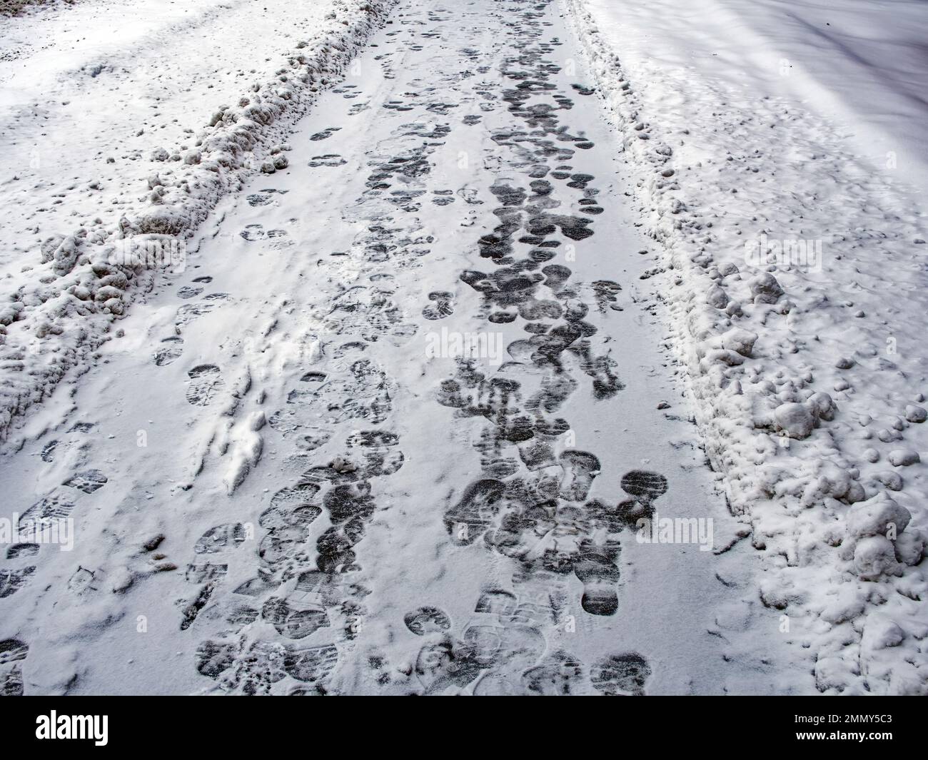 Snow covered path frozen hi-res stock photography and images - Alamy