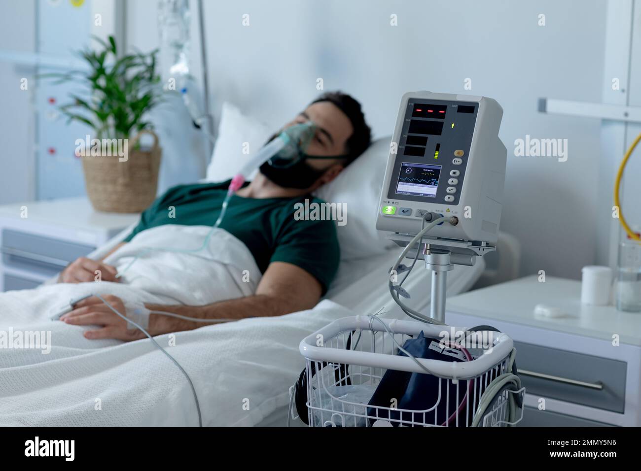 Patient hospital bed mask hi-res stock photography and images - Alamy