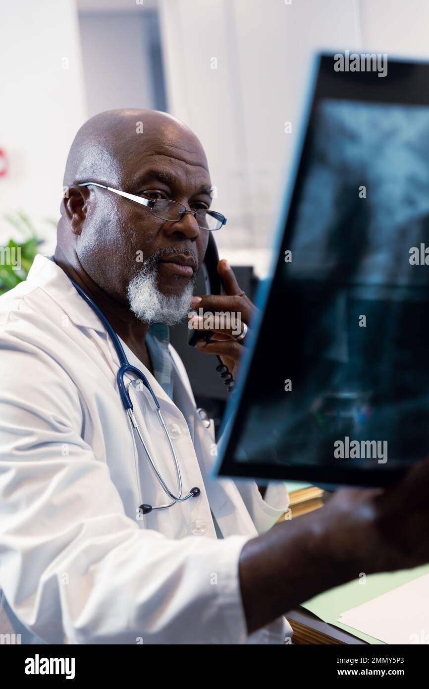 Male doctor ray scan hi-res stock photography and images - Alamy