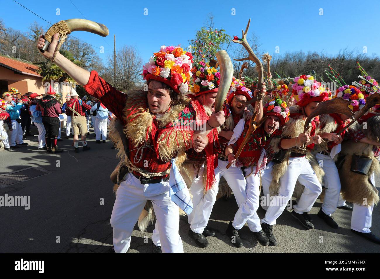 (230130) -- ISTRIA, Jan. 30, 2023 (Xinhua) -- Bell ringers give ...