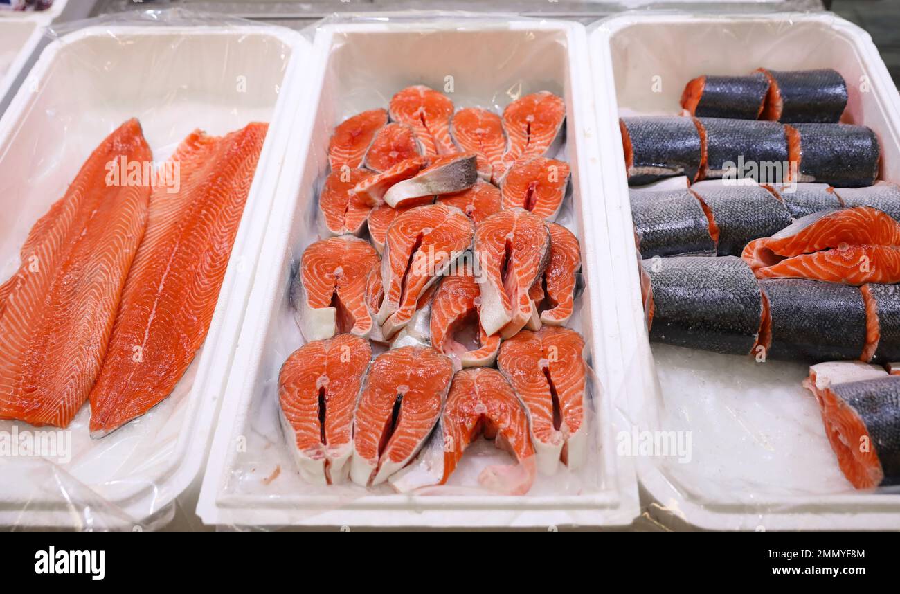 Fresh fish on display with ice at wholesale market Stock Photo - Alamy