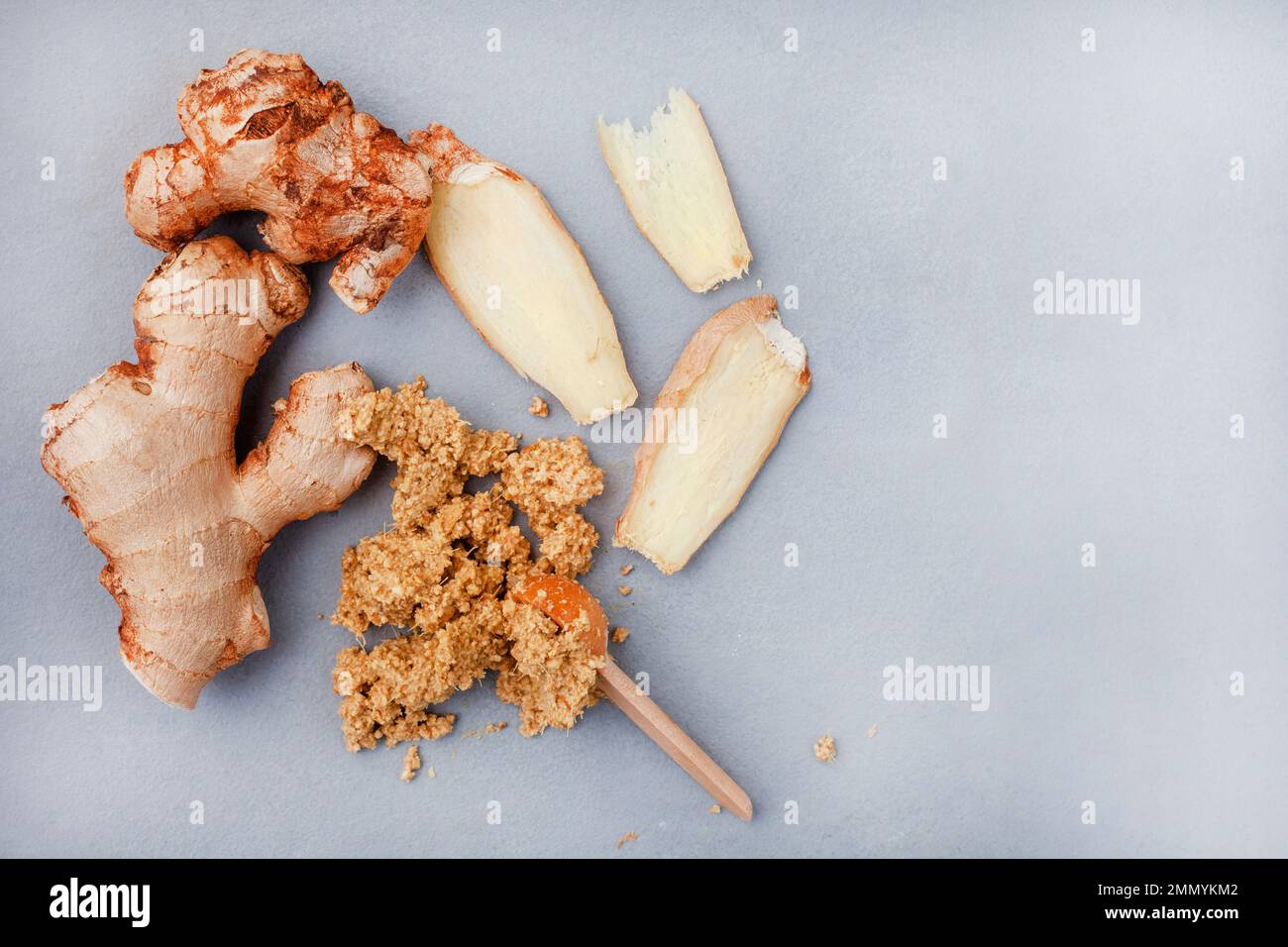 flat lay crushed and whole ginger on mottled grey Stock Photo - Alamy