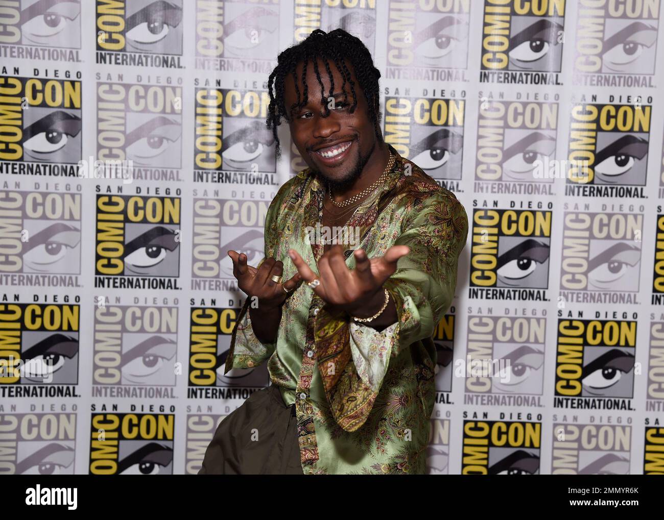 Shameik Moore does a Spider-man gesture at the "Spider-Man: Into the ...