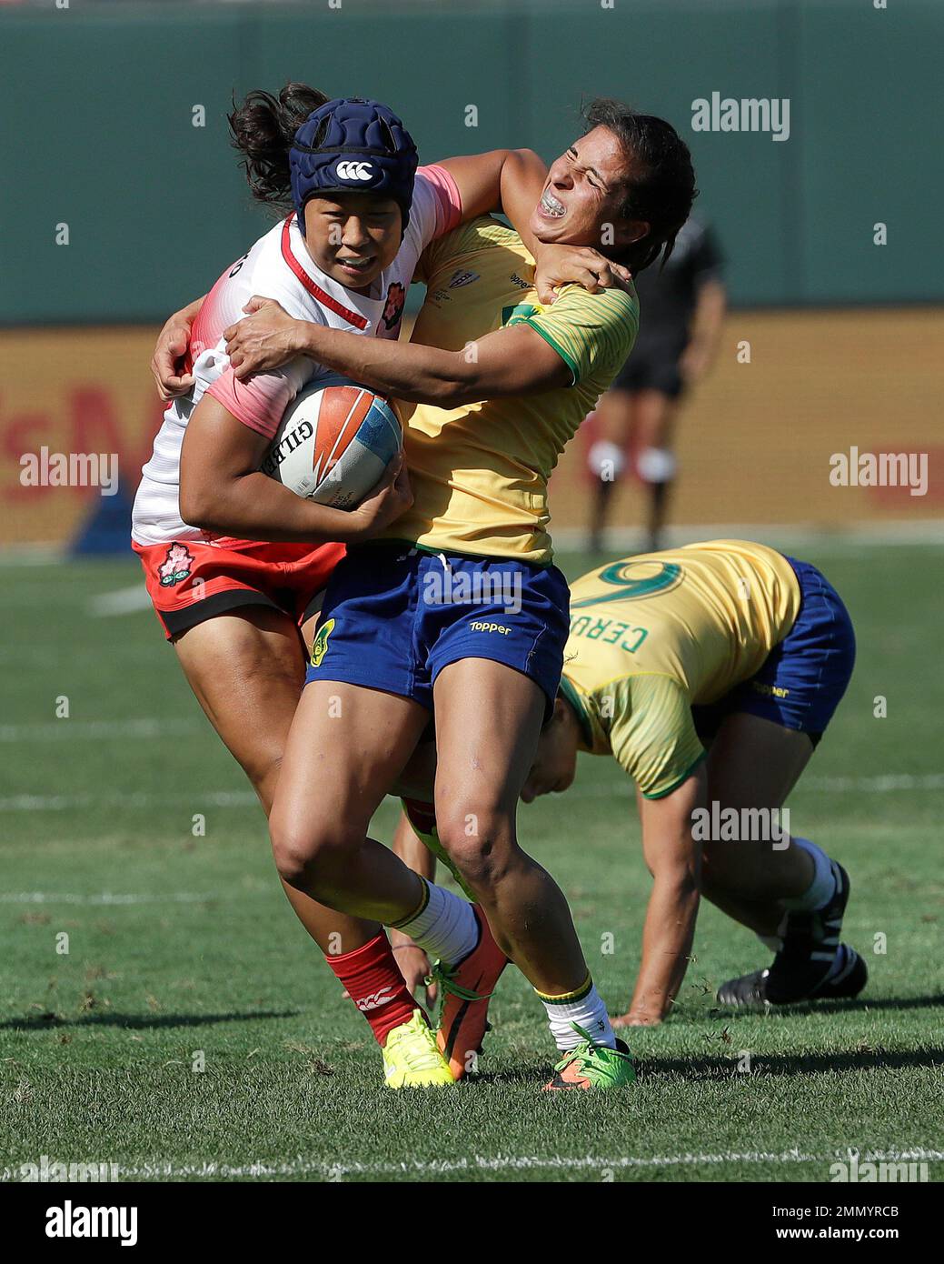 Japan's Noriko Taniguchi, left, runs against Brazil's Amanda Araujo ...