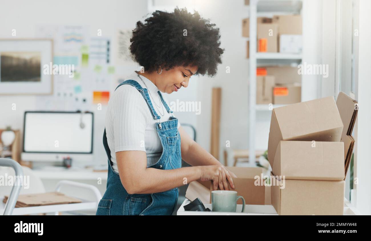Employee packing products boxes hi-res stock photography and images - Alamy