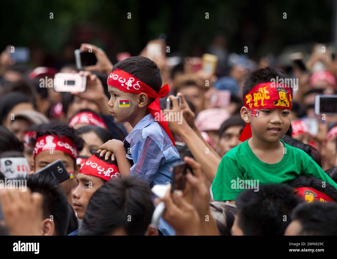 People wait to pay respects to fallen independence heroes including Gen ...