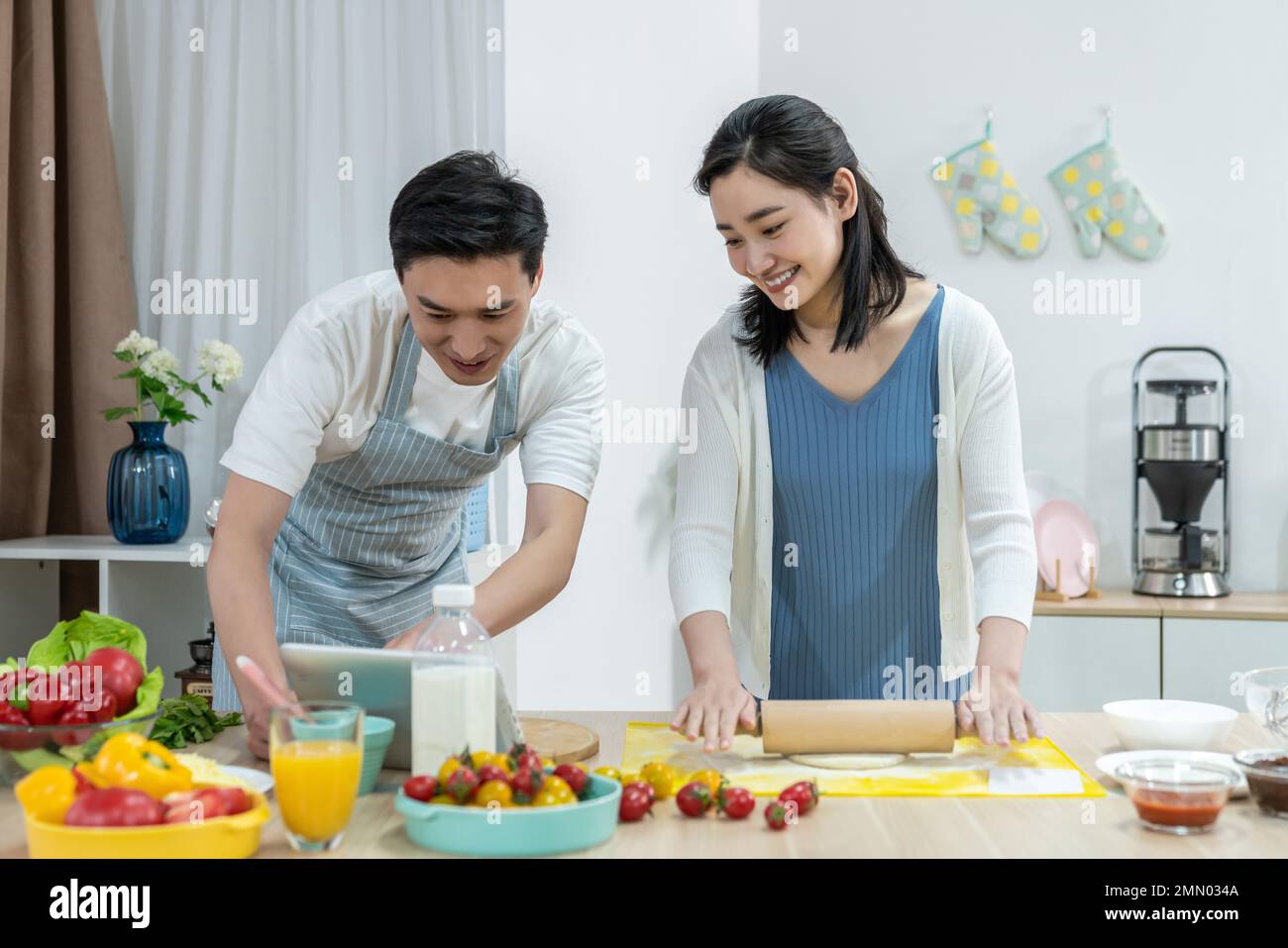 Happy family making juice hi-res stock photography and images - Alamy