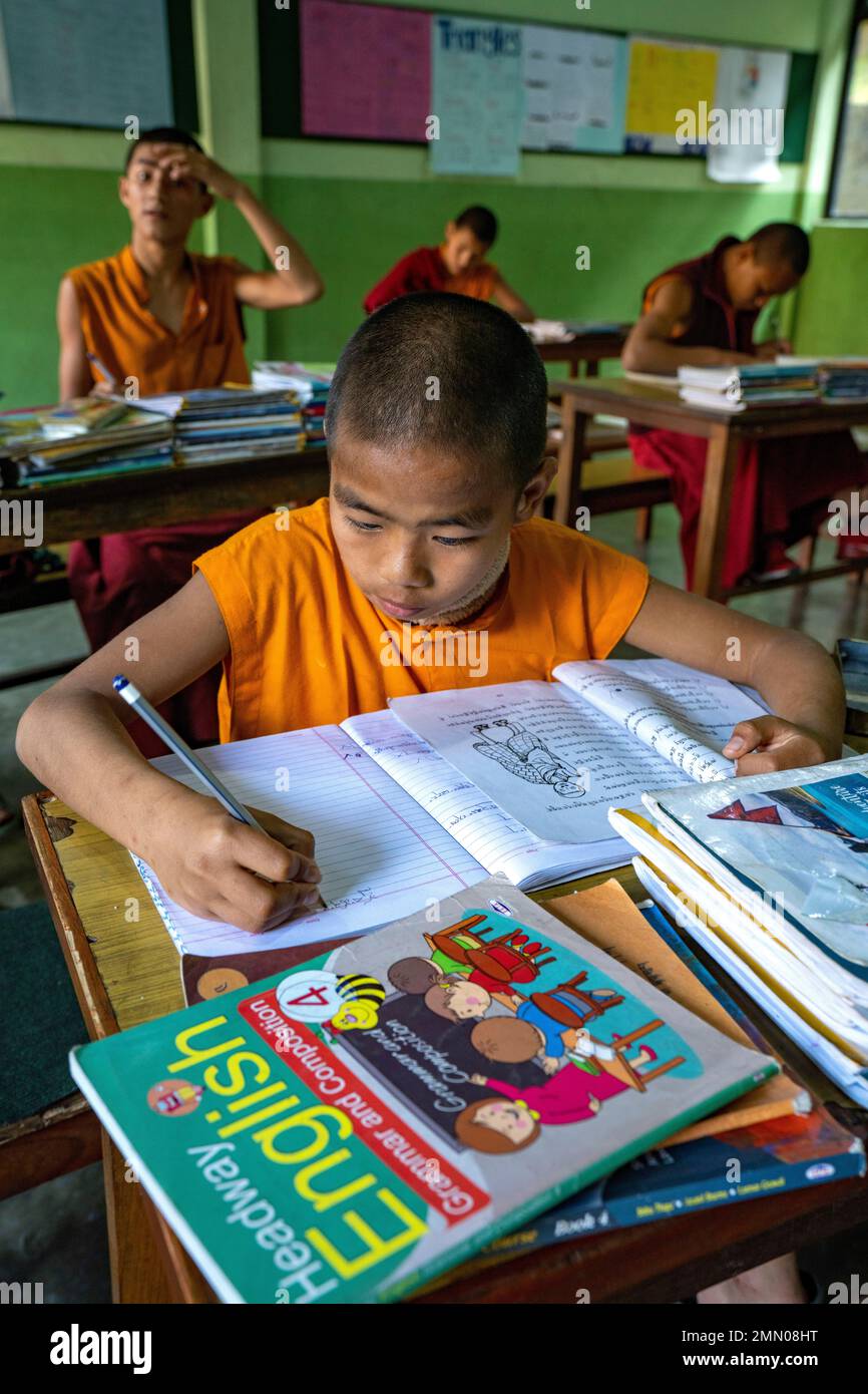 Refugee classroom hi-res stock photography and images - Alamy