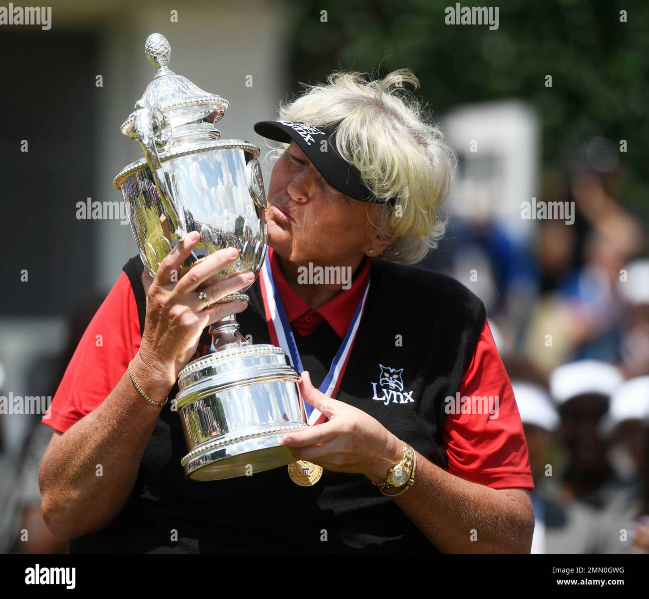 Laura Davies of England kisses the U.S Senior Women's Open golf ...