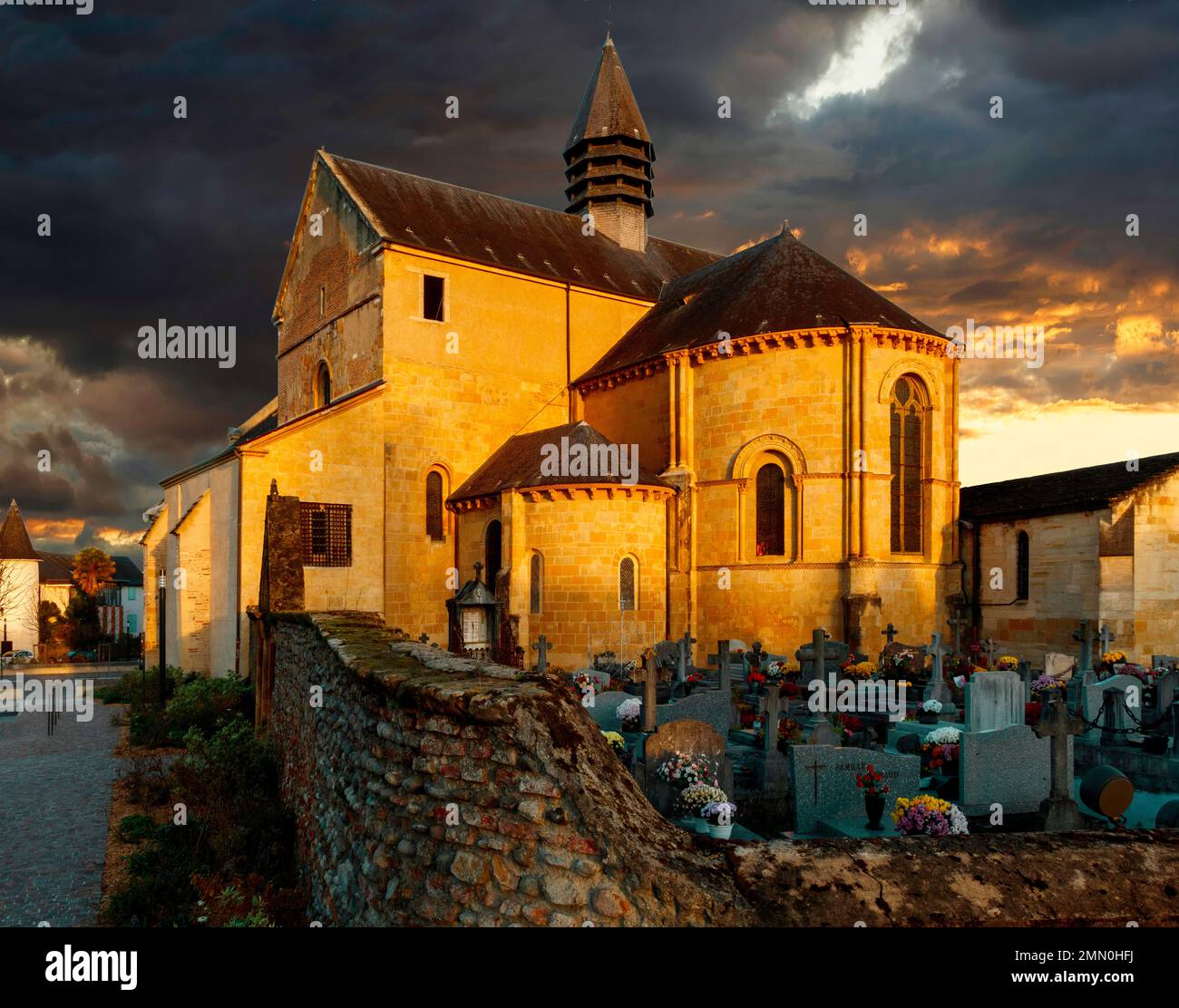 Lescar village hi-res stock photography and images - Alamy