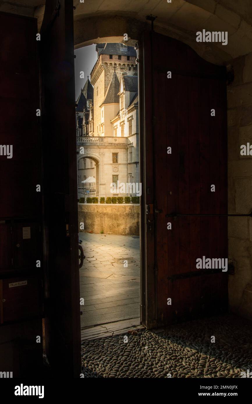 Open entrance door hi-res stock photography and images - Alamy