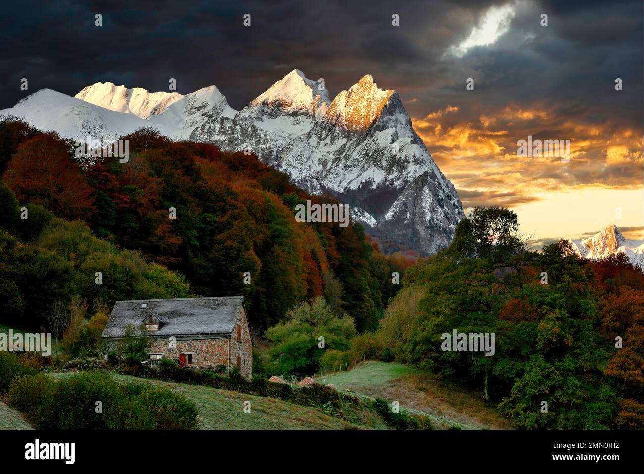 Cirque of lescun hi-res stock photography and images - Alamy