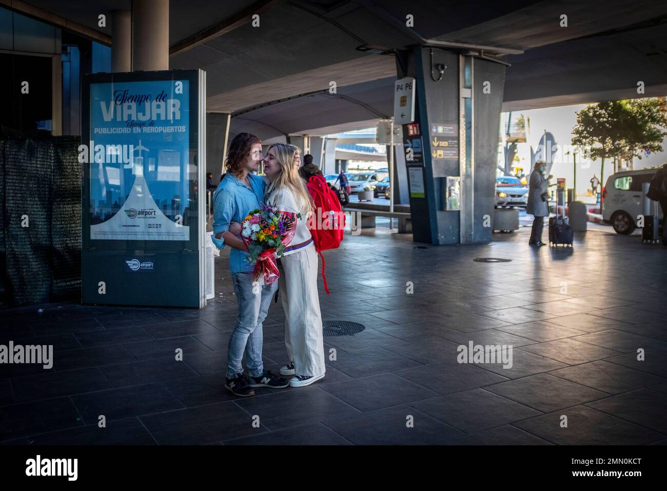 Spain, Valencia, airport, couple in love, reunion Stock Photo - Alamy