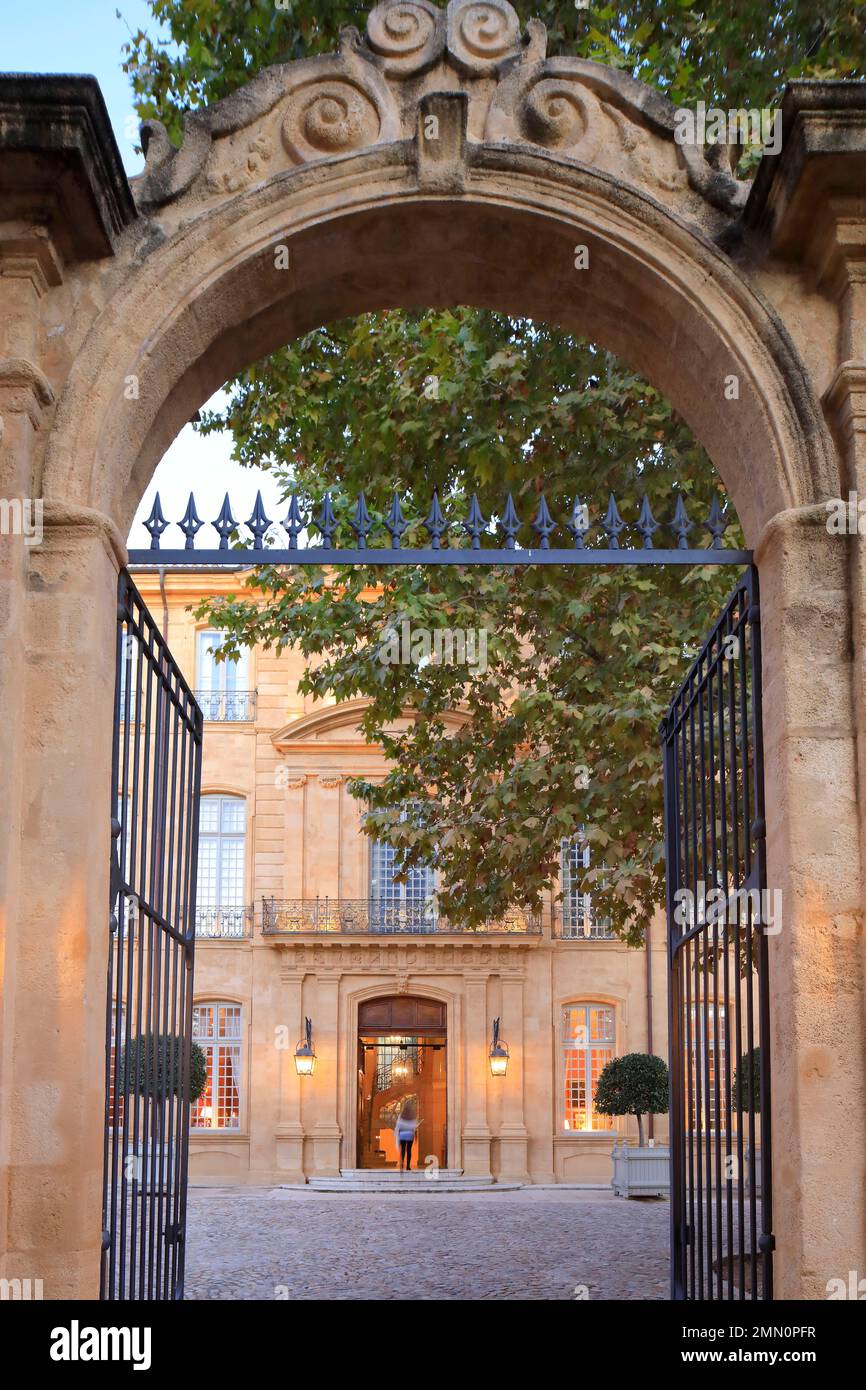 Modern mansion gate hi-res stock photography and images - Alamy