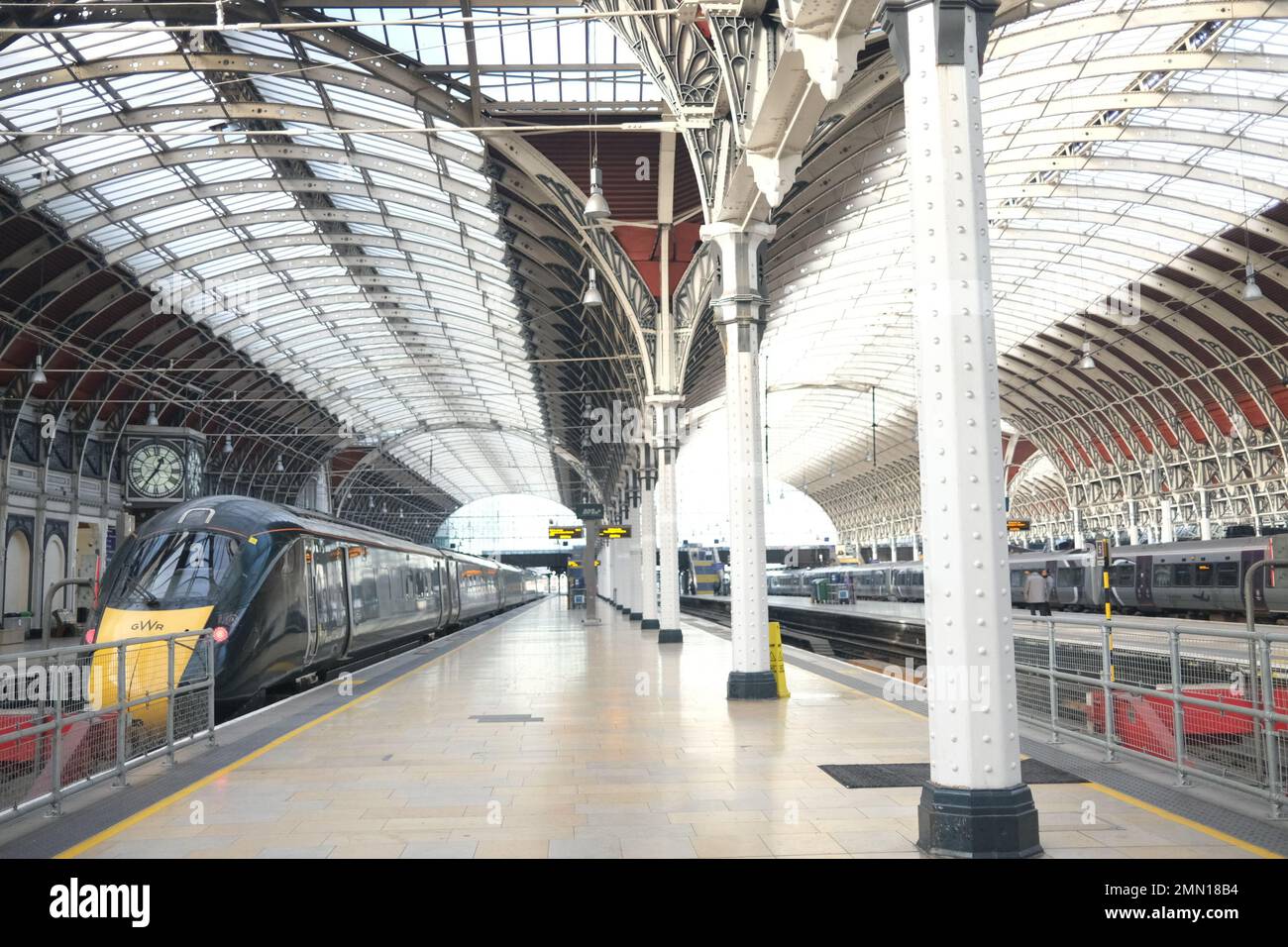 Sunlight at paddington station hi-res stock photography and images - Alamy