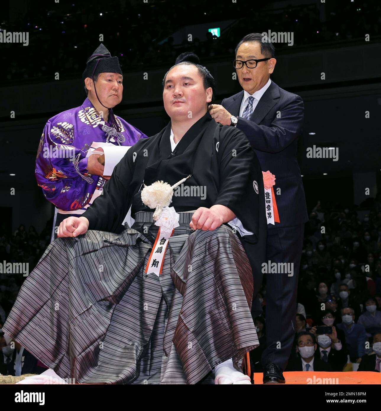 Former yokozuna Hakuho (front), who won a record 45 grand sumo ...