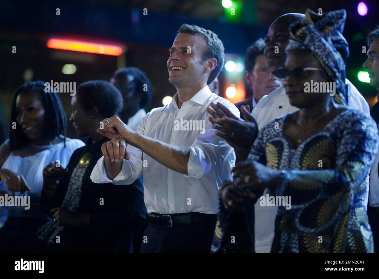 French President Emmanuel Macron, center, learn how to dance Nigeria ...