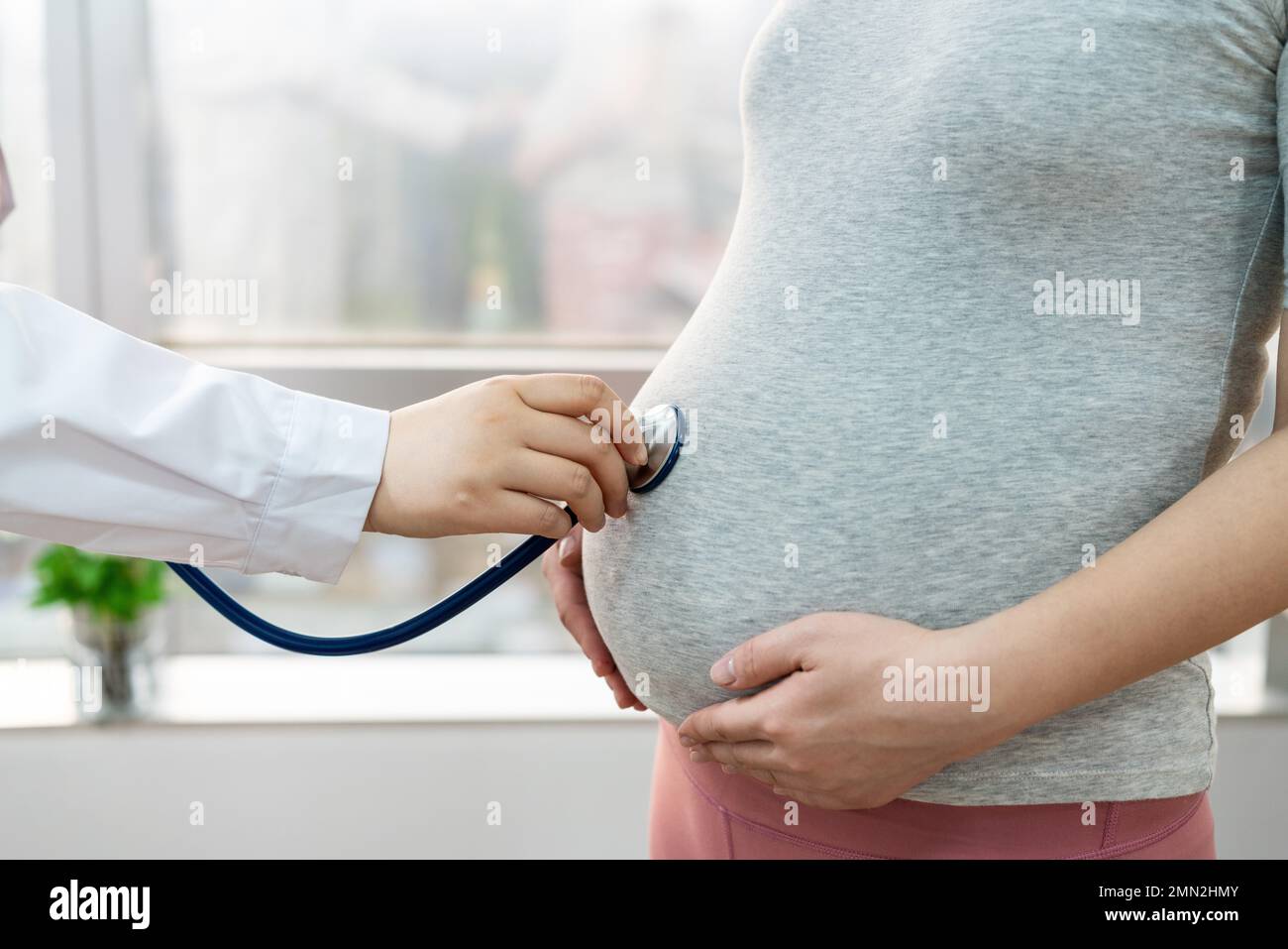 The doctor check pregnant women body Stock Photo - Alamy