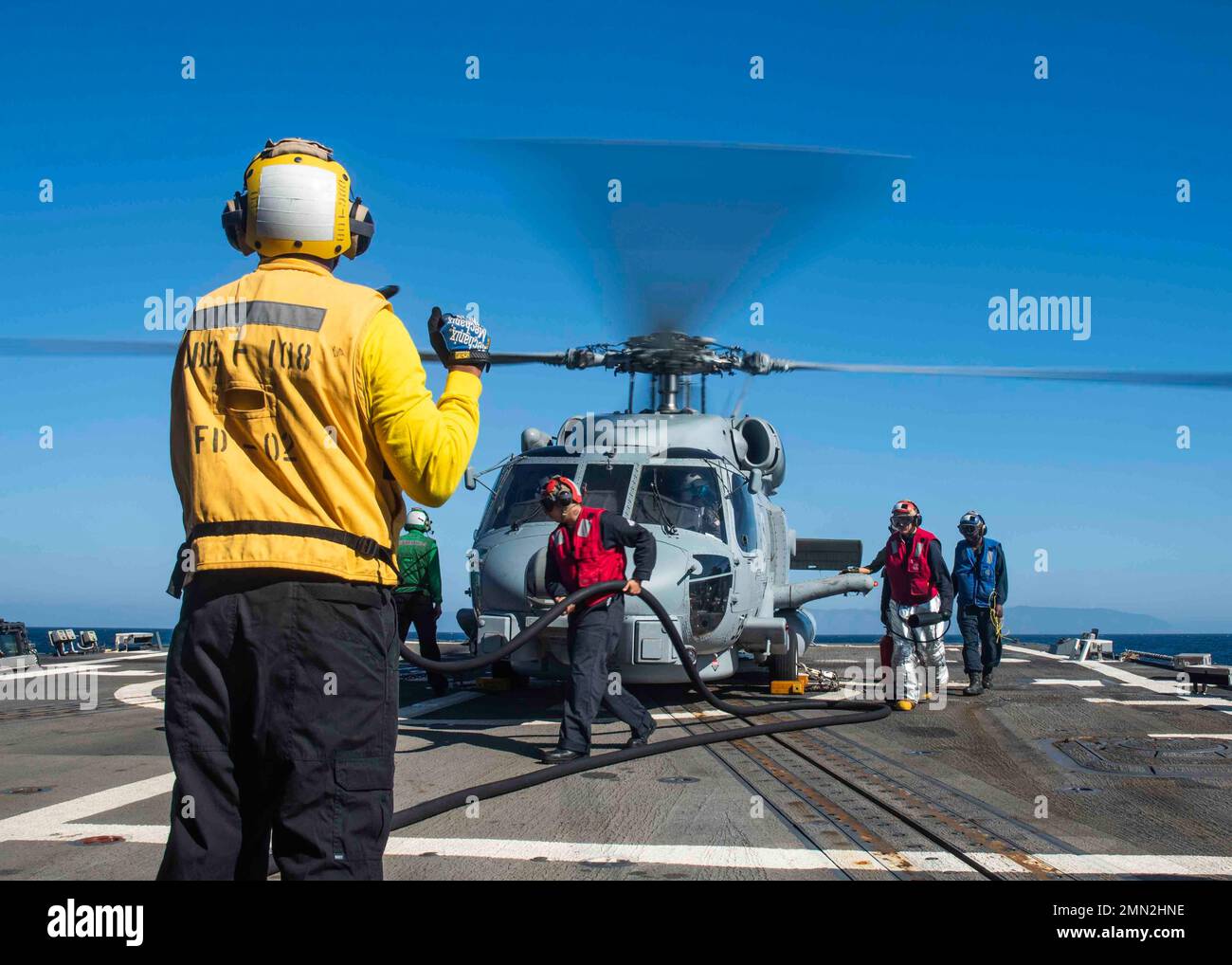 220925-N-XK462-1032 PACIFIC OCEAN (Sept. 25, 2022) U.S. Sailors refuel ...