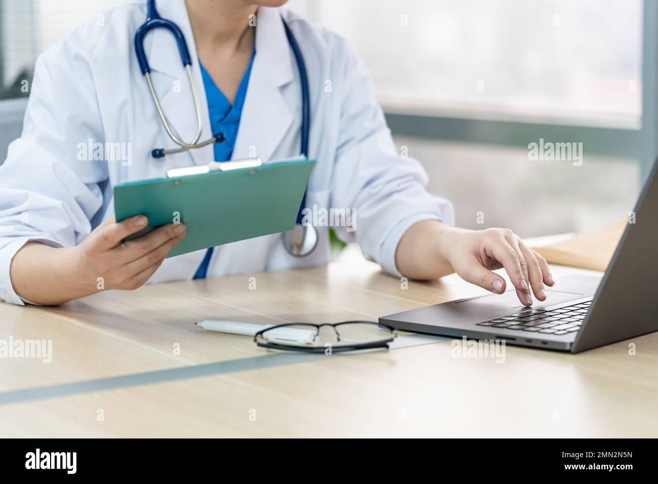 Doctors use the computer Stock Photo - Alamy