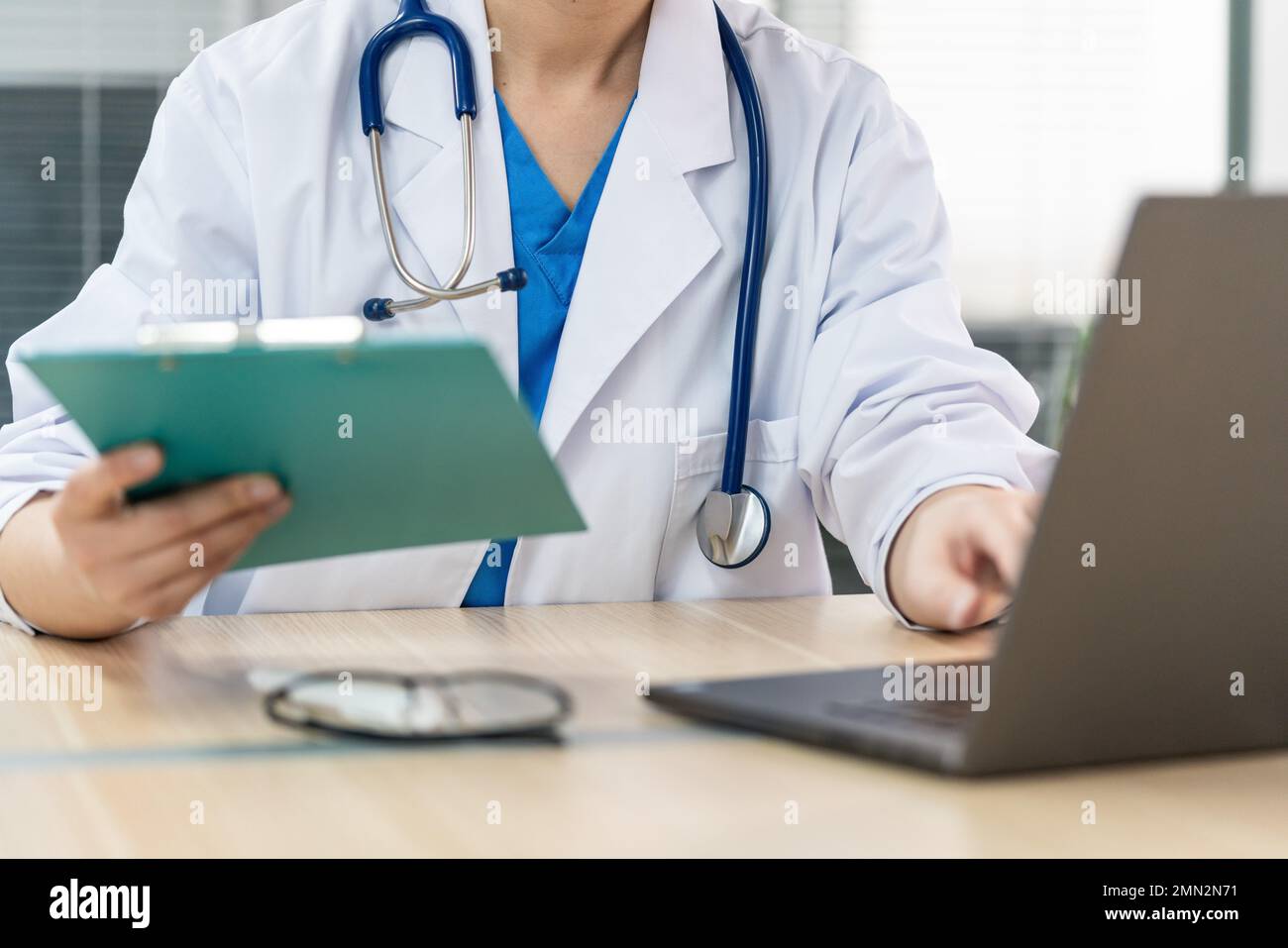 Doctors use the computer Stock Photo - Alamy