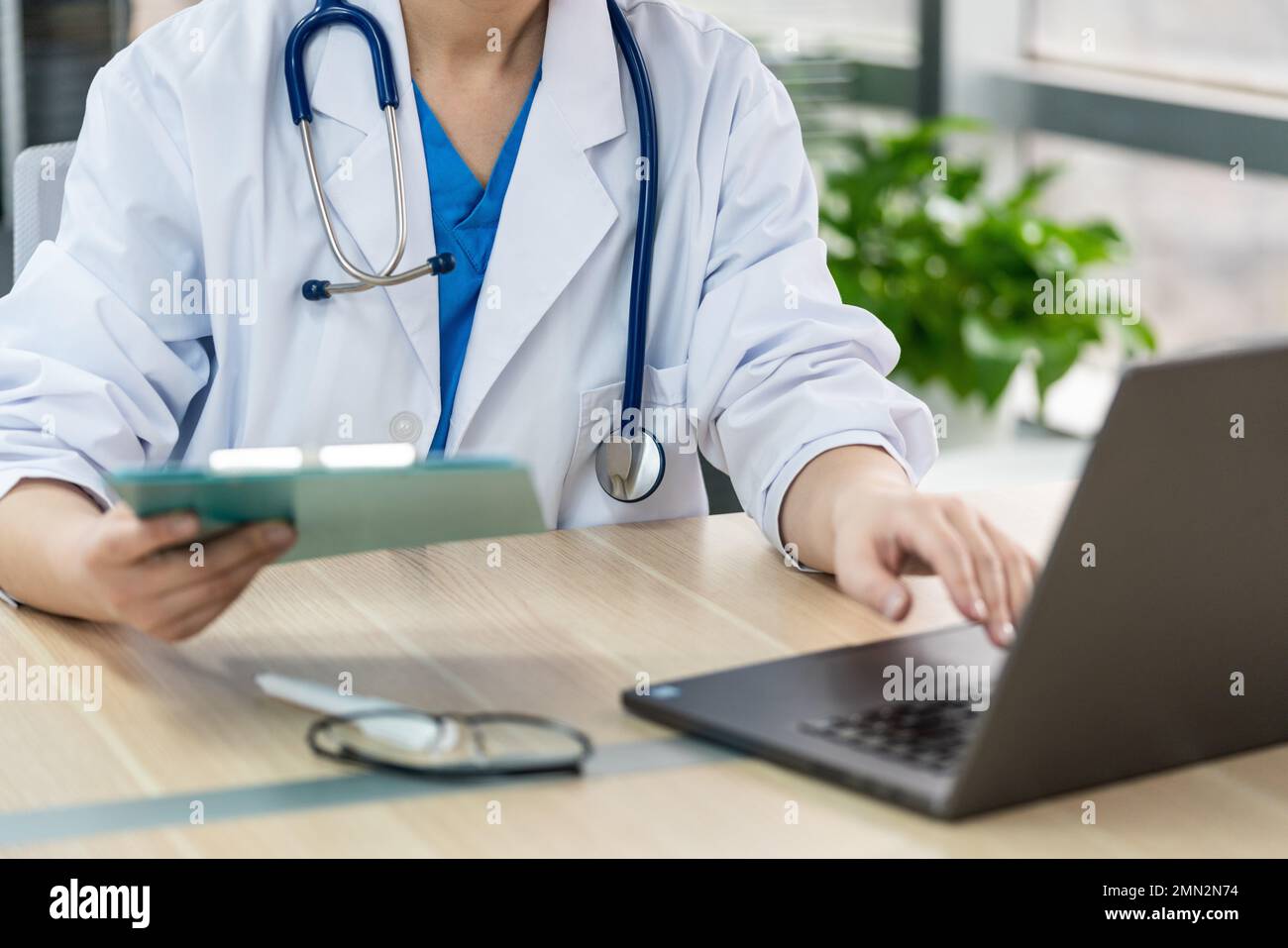 Doctors use the computer Stock Photo - Alamy