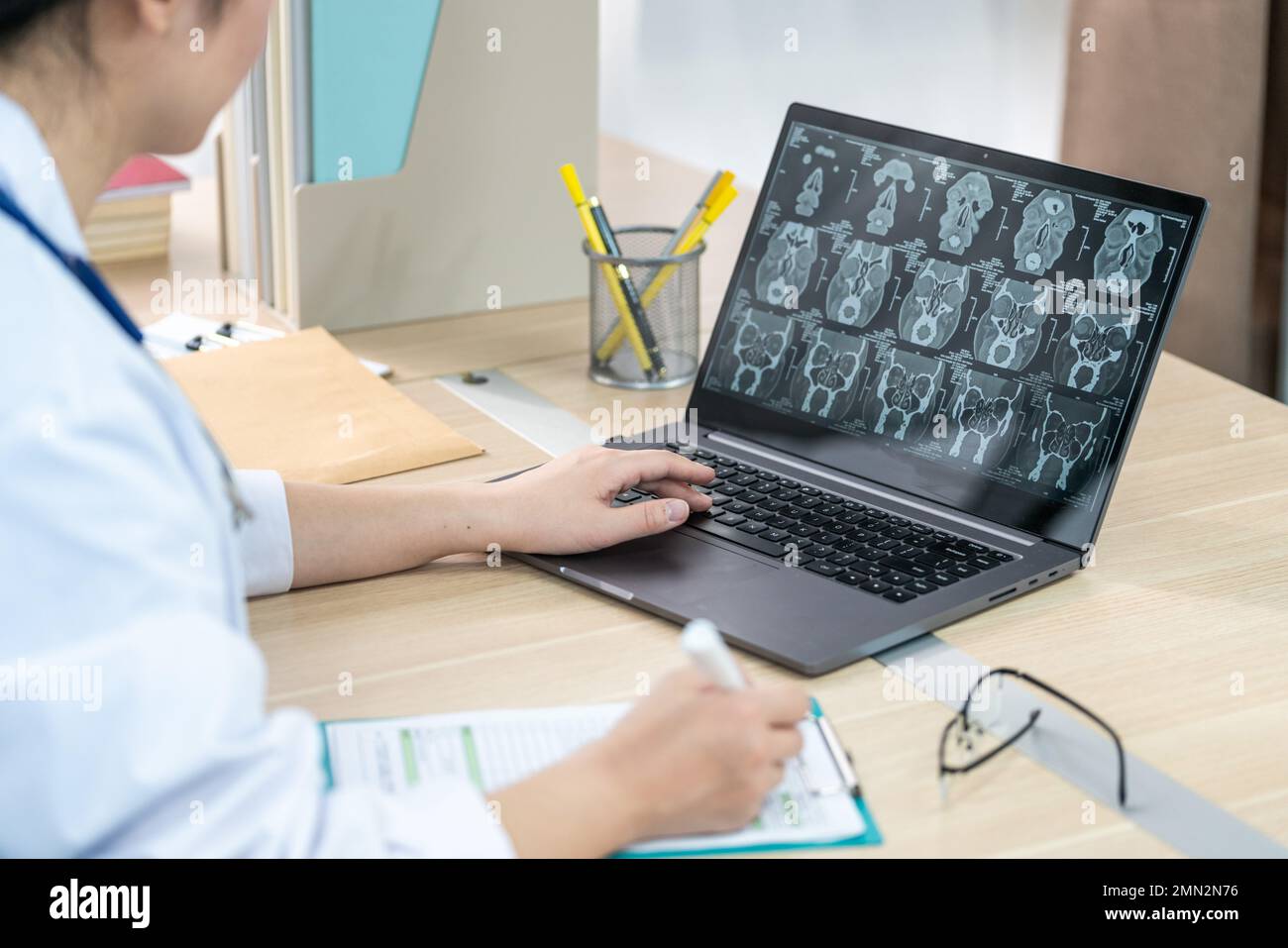 Doctors use the computer Stock Photo - Alamy