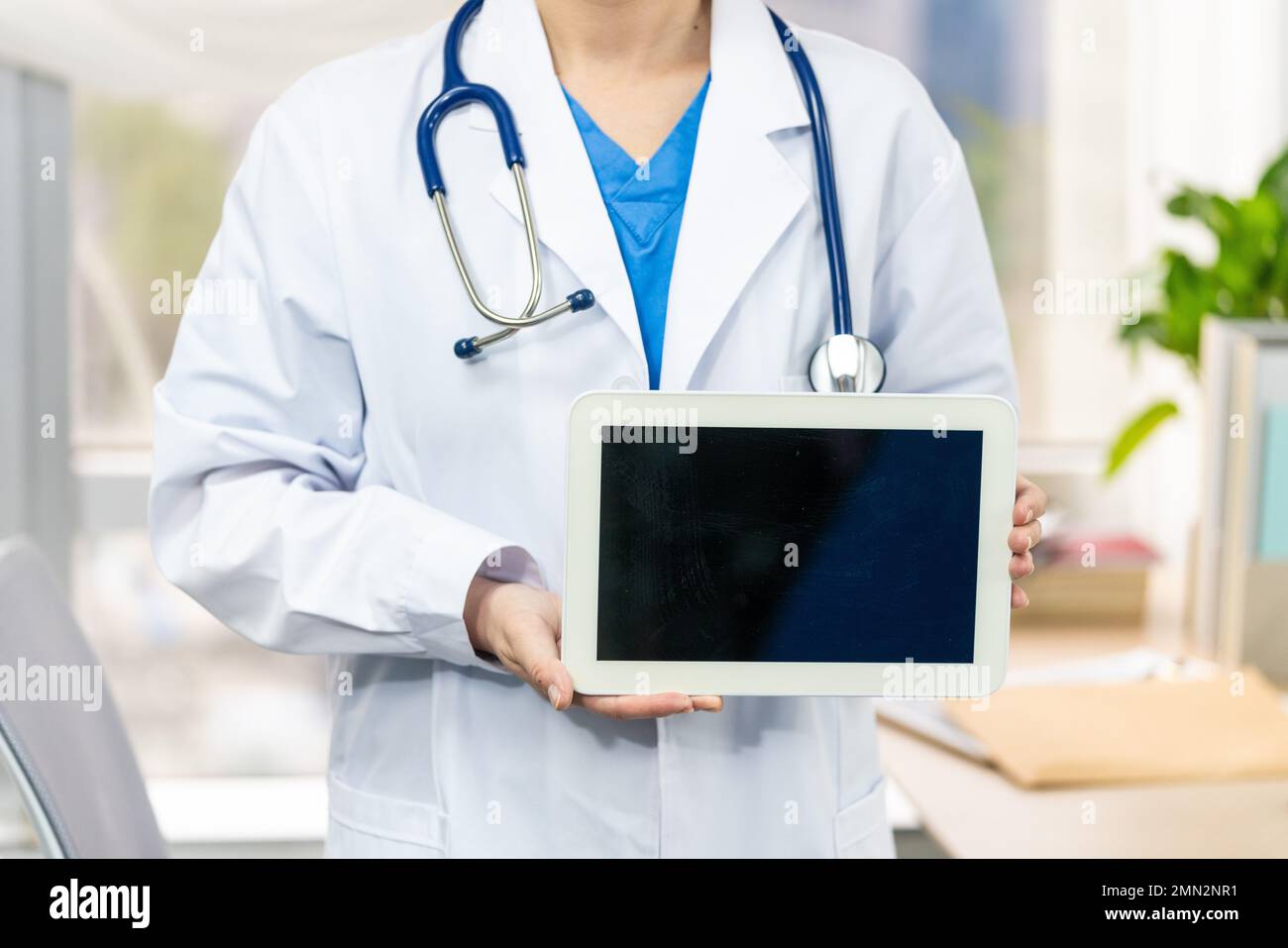 Doctors use the computer Stock Photo - Alamy