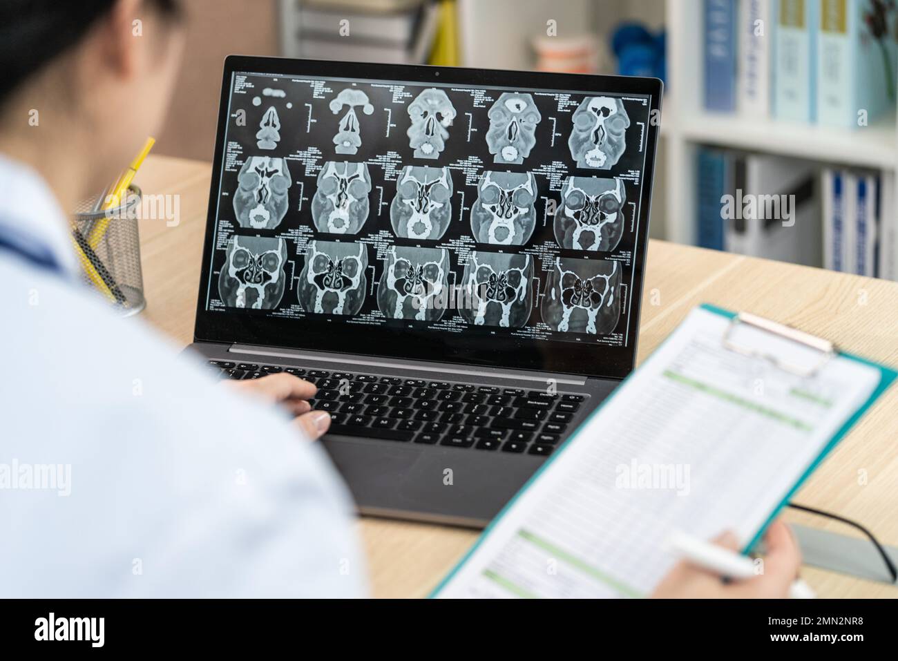 Doctors use the computer Stock Photo - Alamy