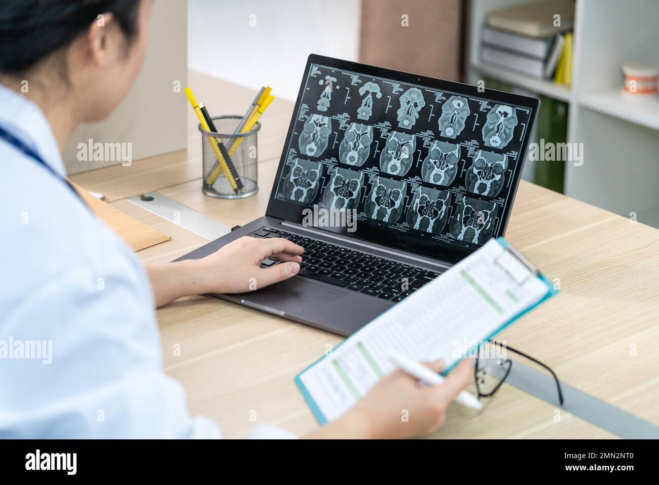 Doctors use the computer Stock Photo - Alamy