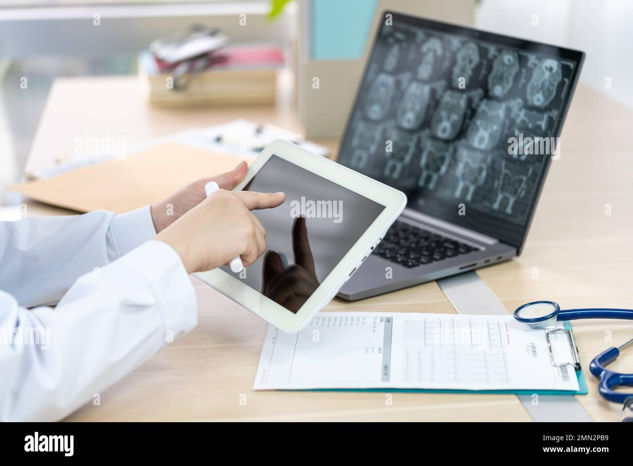 Doctors use the computer Stock Photo - Alamy