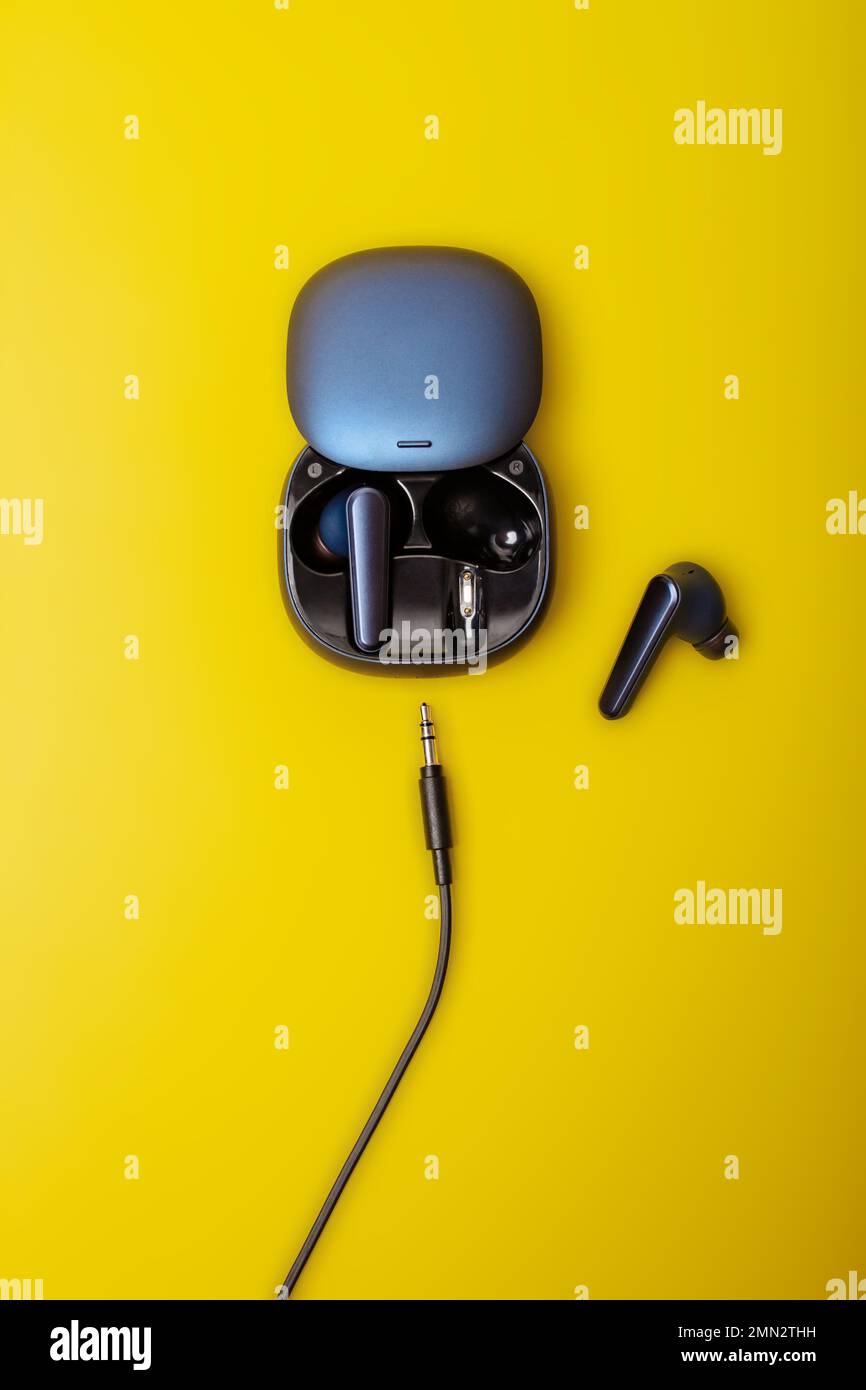 Wire earbuds hi-res stock photography and images - Alamy
