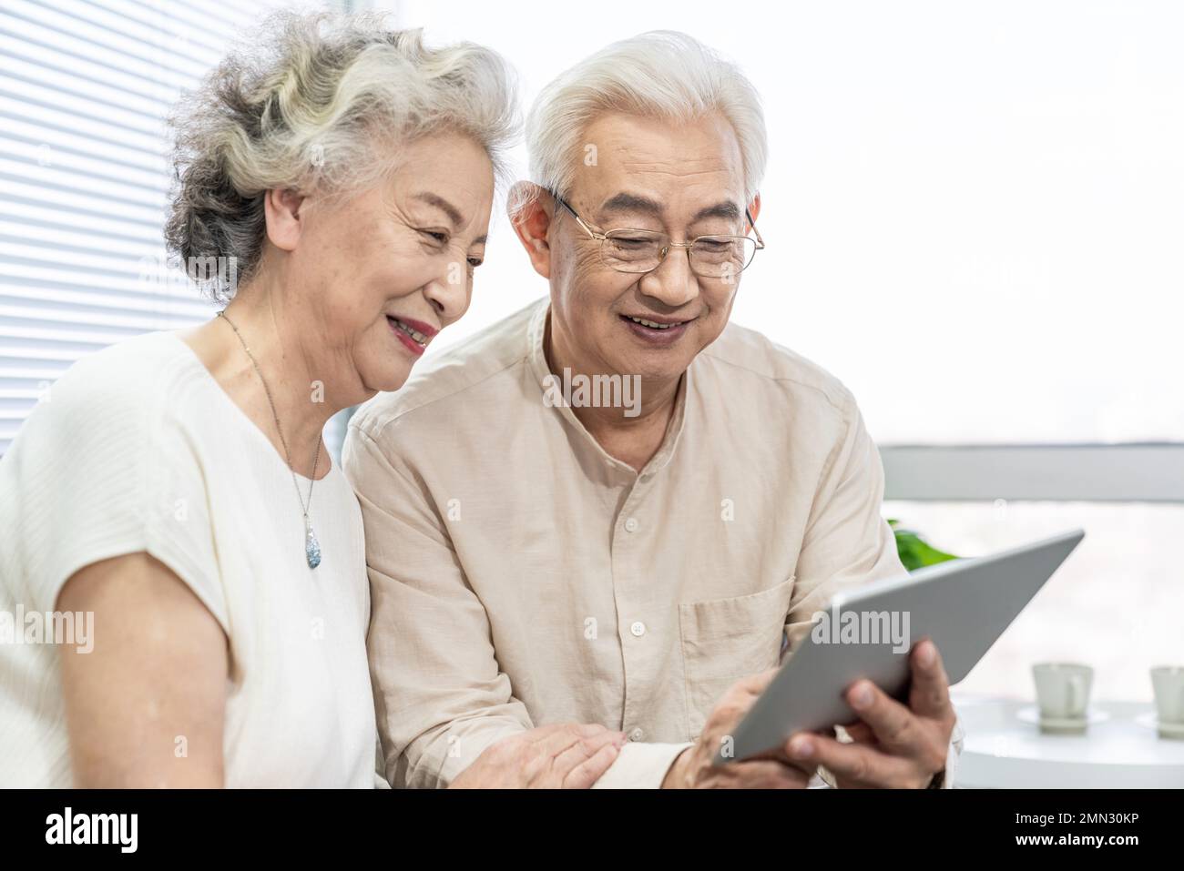 Two elderly people surfing internet hi-res stock photography and images ...