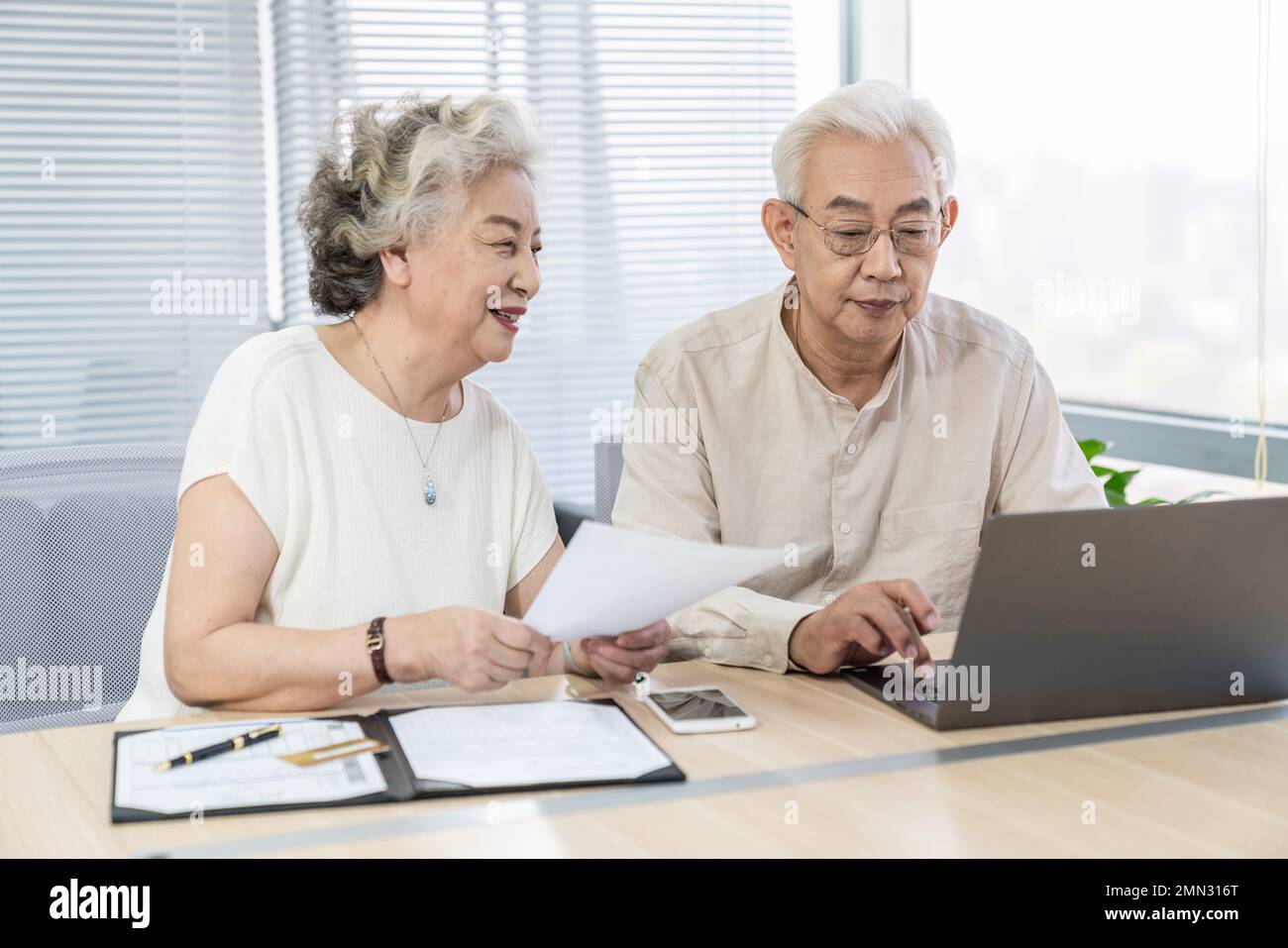 The elderly couple to use the computer Stock Photo - Alamy