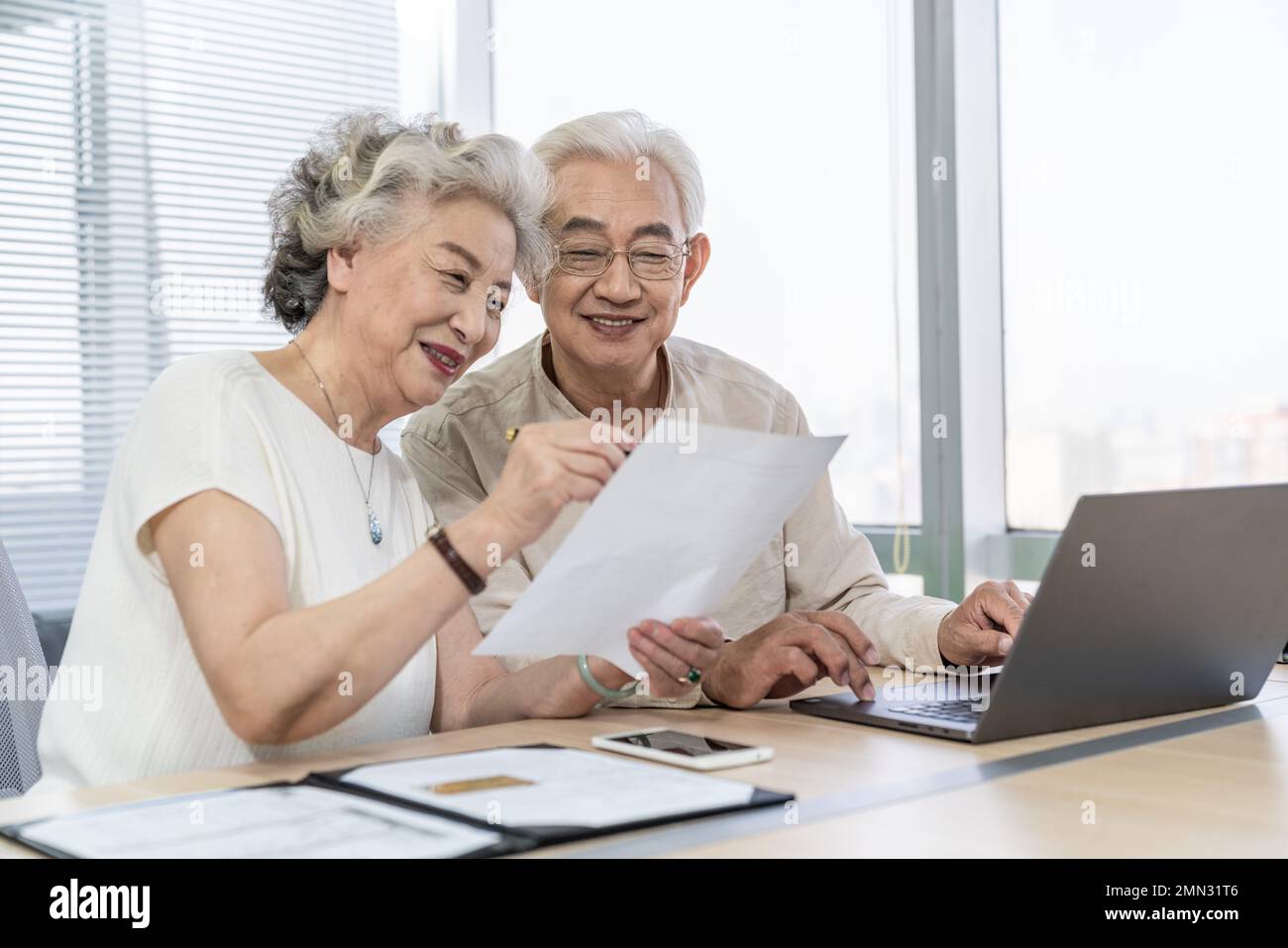 The elderly couple to use the computer Stock Photo - Alamy