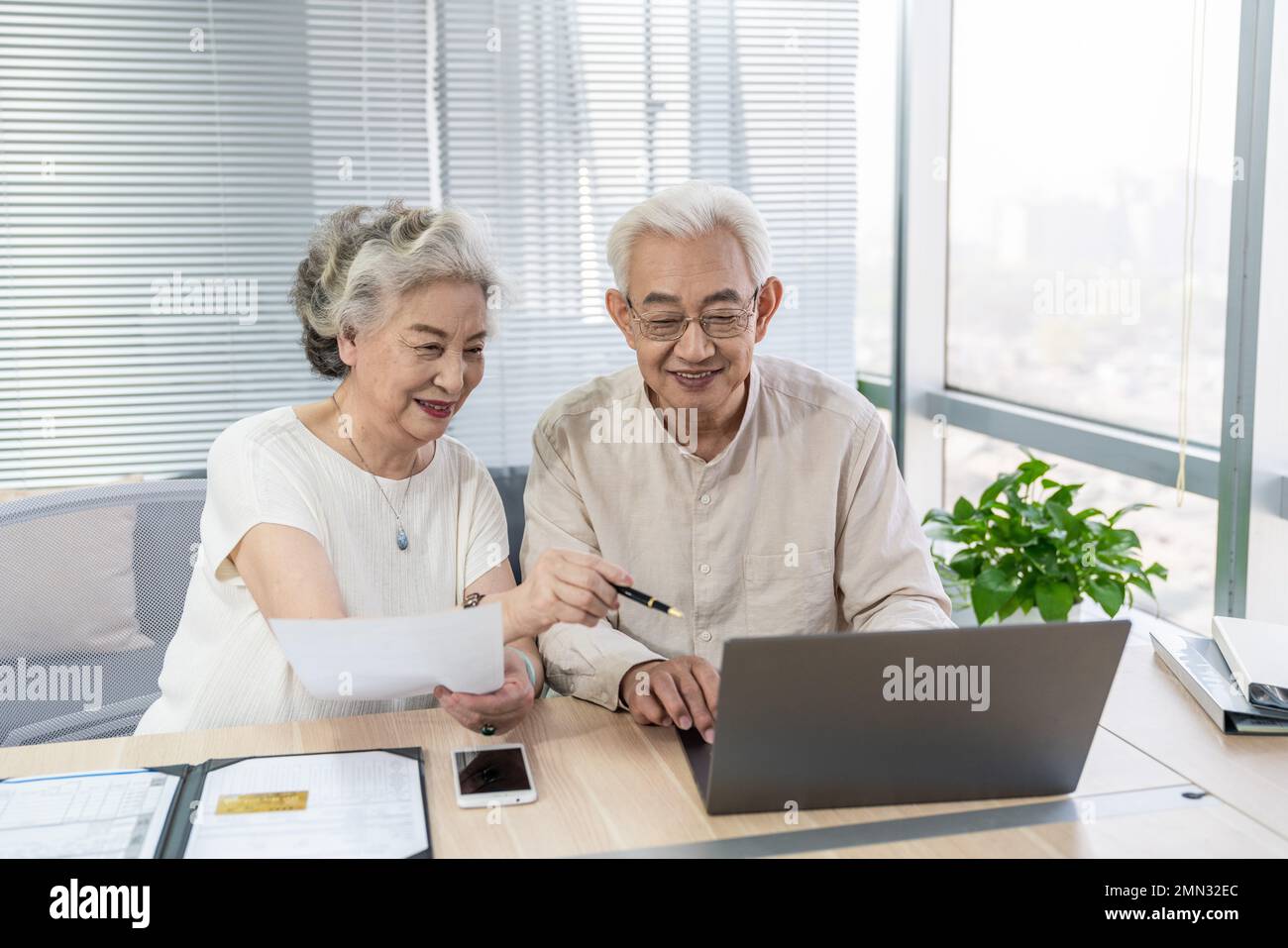 The elderly couple to use the computer Stock Photo - Alamy