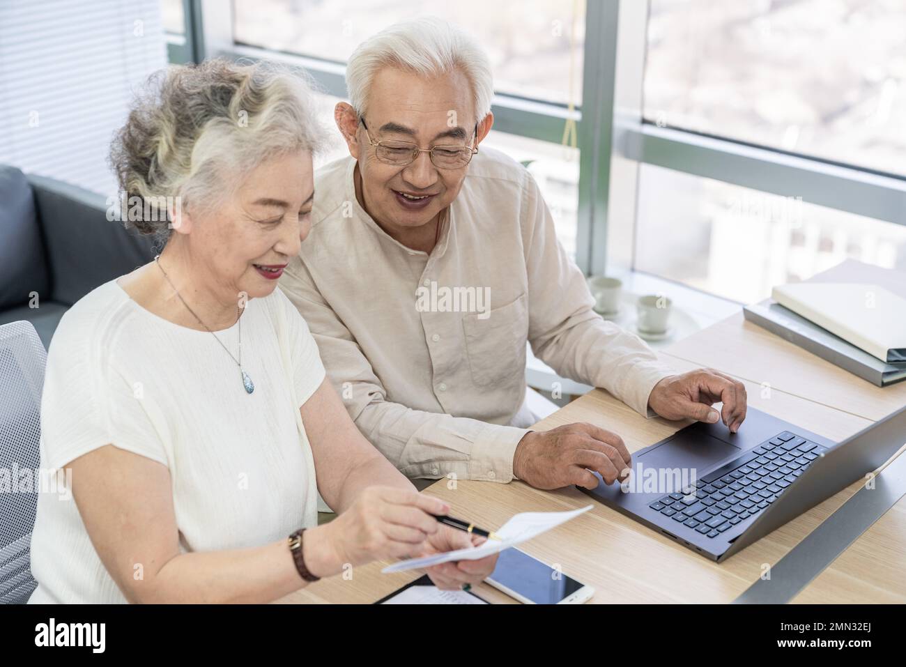 The elderly couple to use the computer Stock Photo - Alamy