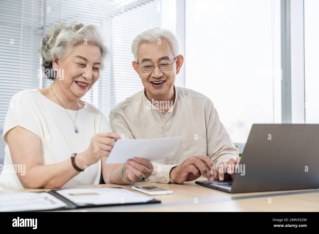 The elderly couple to use the computer Stock Photo - Alamy